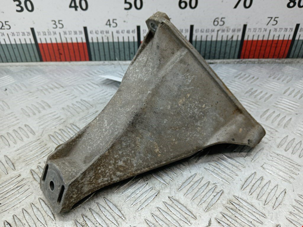 Кронштейн (крепление лапа) двигателя Audi A4 B5 8D0199306G арт. 2055060