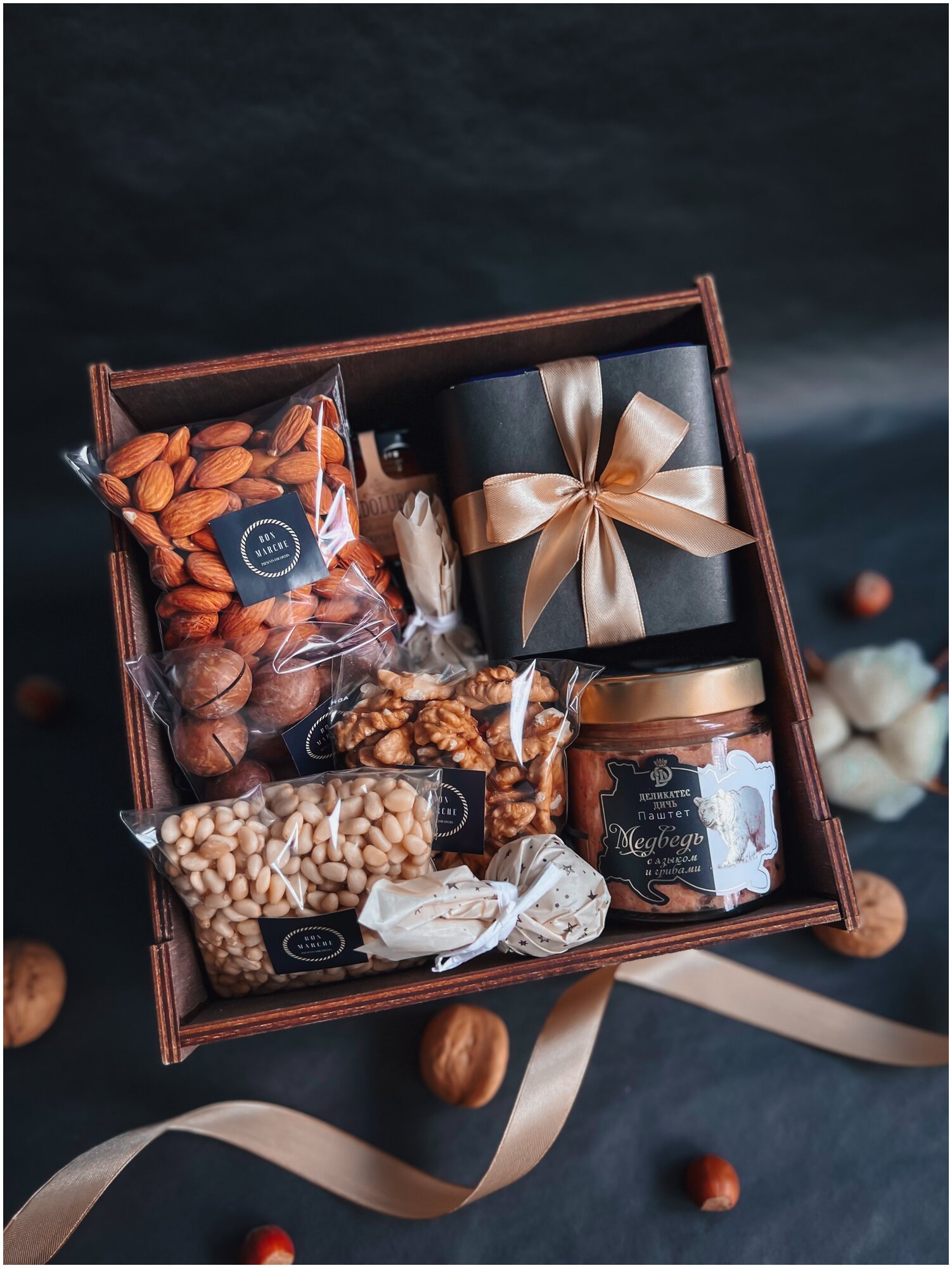 Универсальный подарок / Подарочный набор bon marche spb / подарочный бокс для мужчин и женщин с орехами