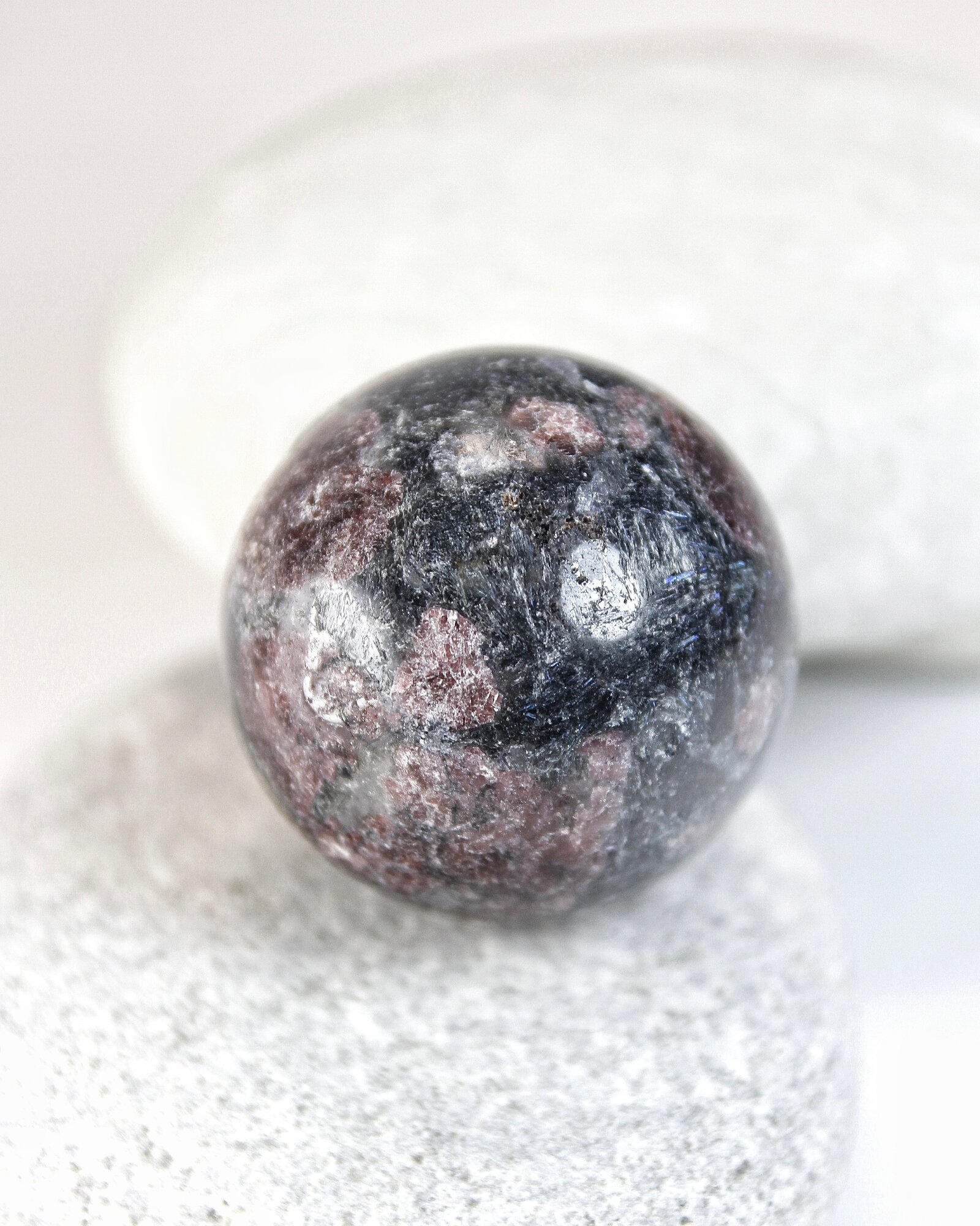 Гранат с нуумитом 38-40 мм, натуральный шар,1шт-для творчества