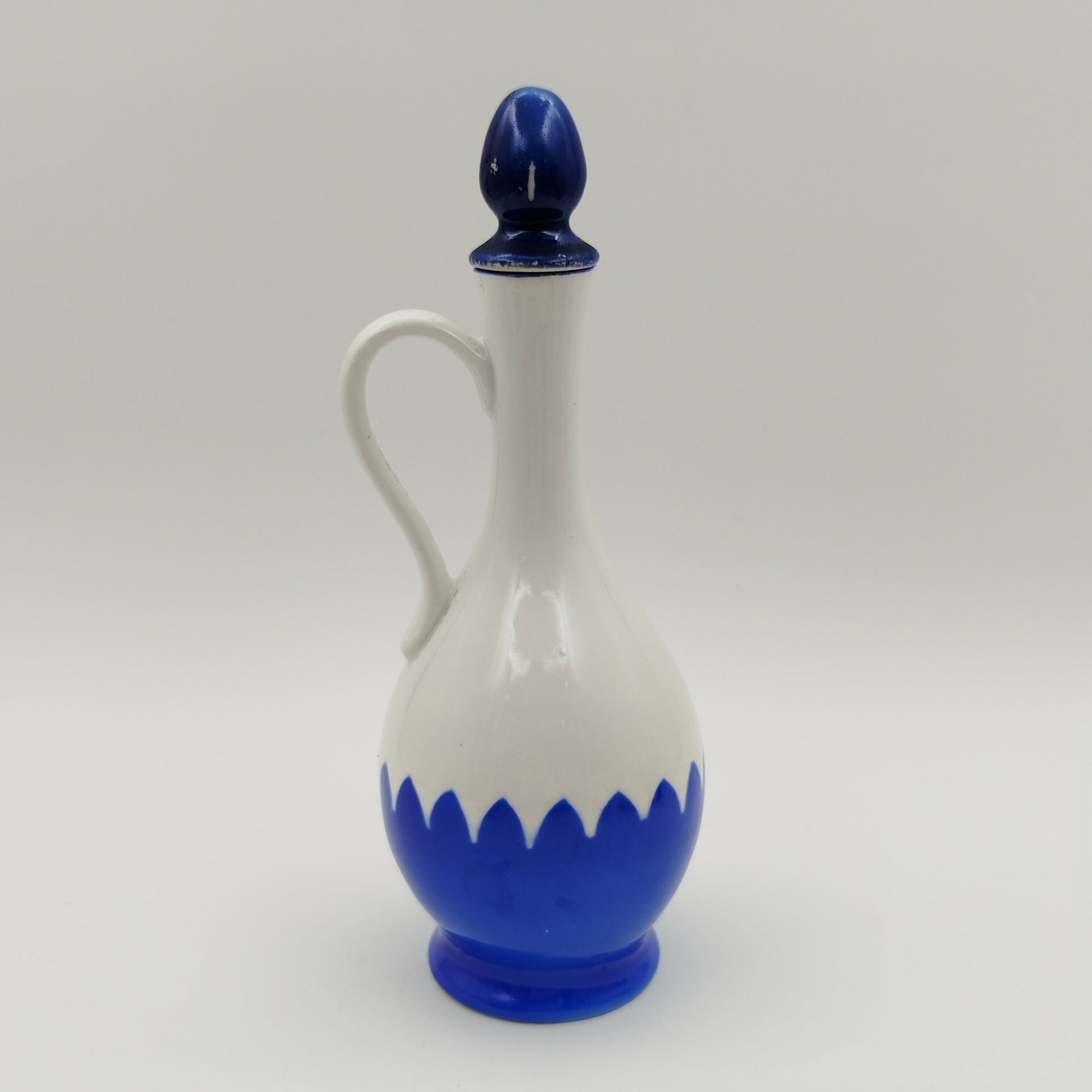 Графин в бело-синей гамме, фарфор, крытье