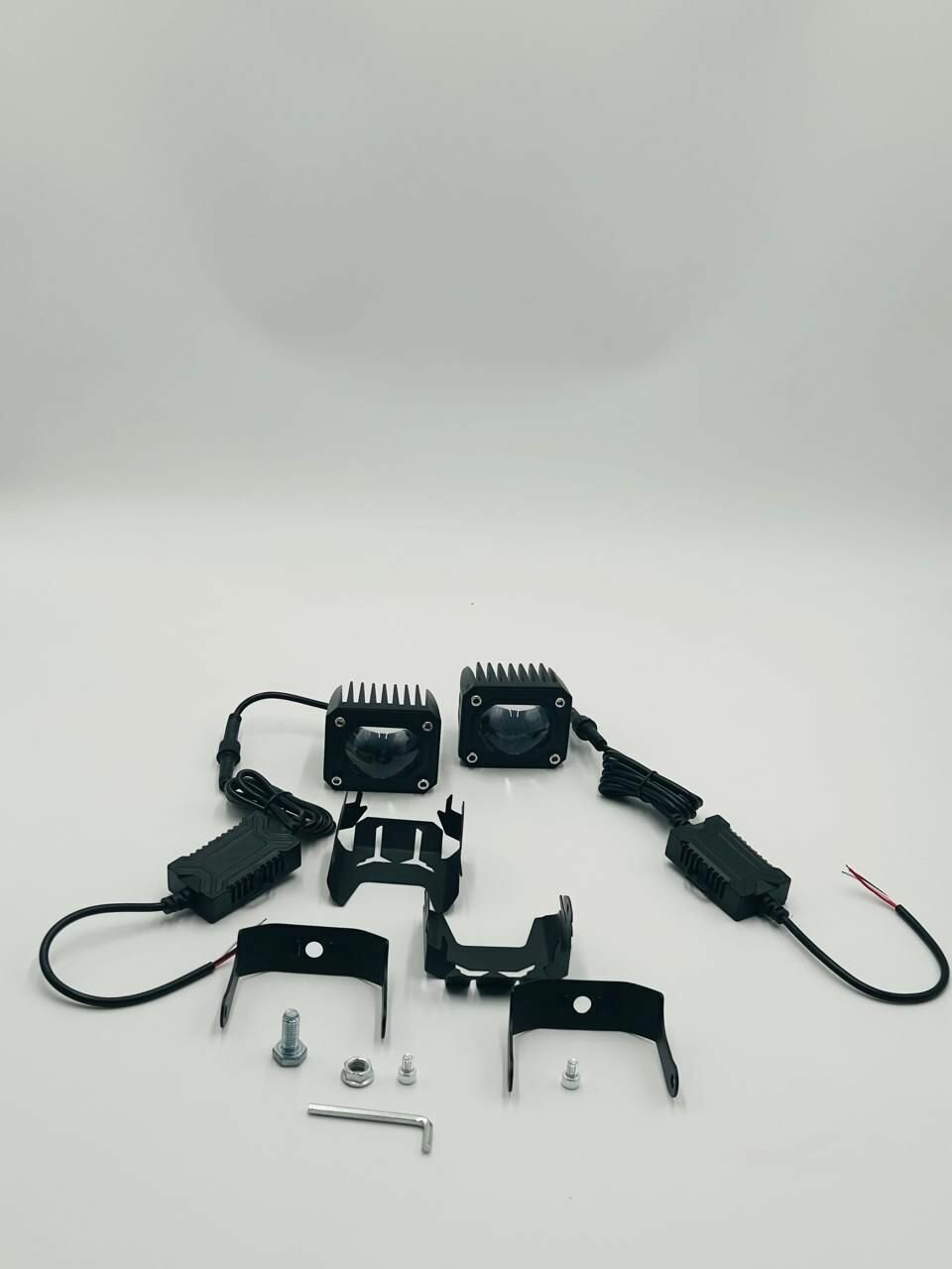 Фара LED светодиодная на авто и мото универсальная с линзой