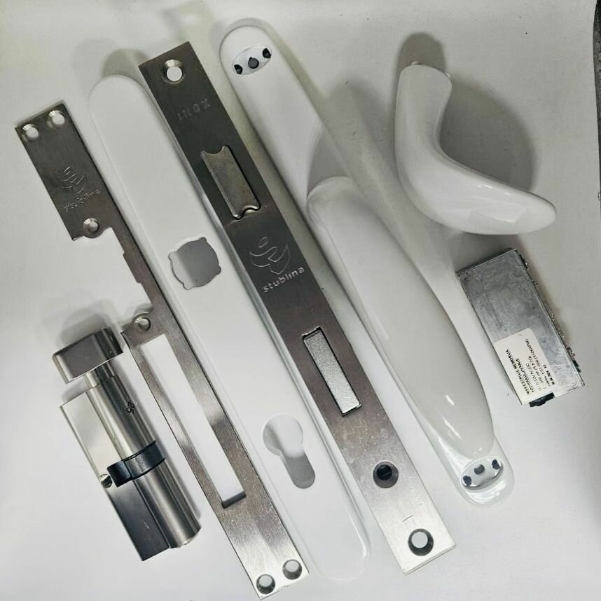 Надежный комплект для калитки (ручка ухват, белая, ral 9016 + замок STUBLINA с личинкой DORMA 80 + электромагнитная защелка)