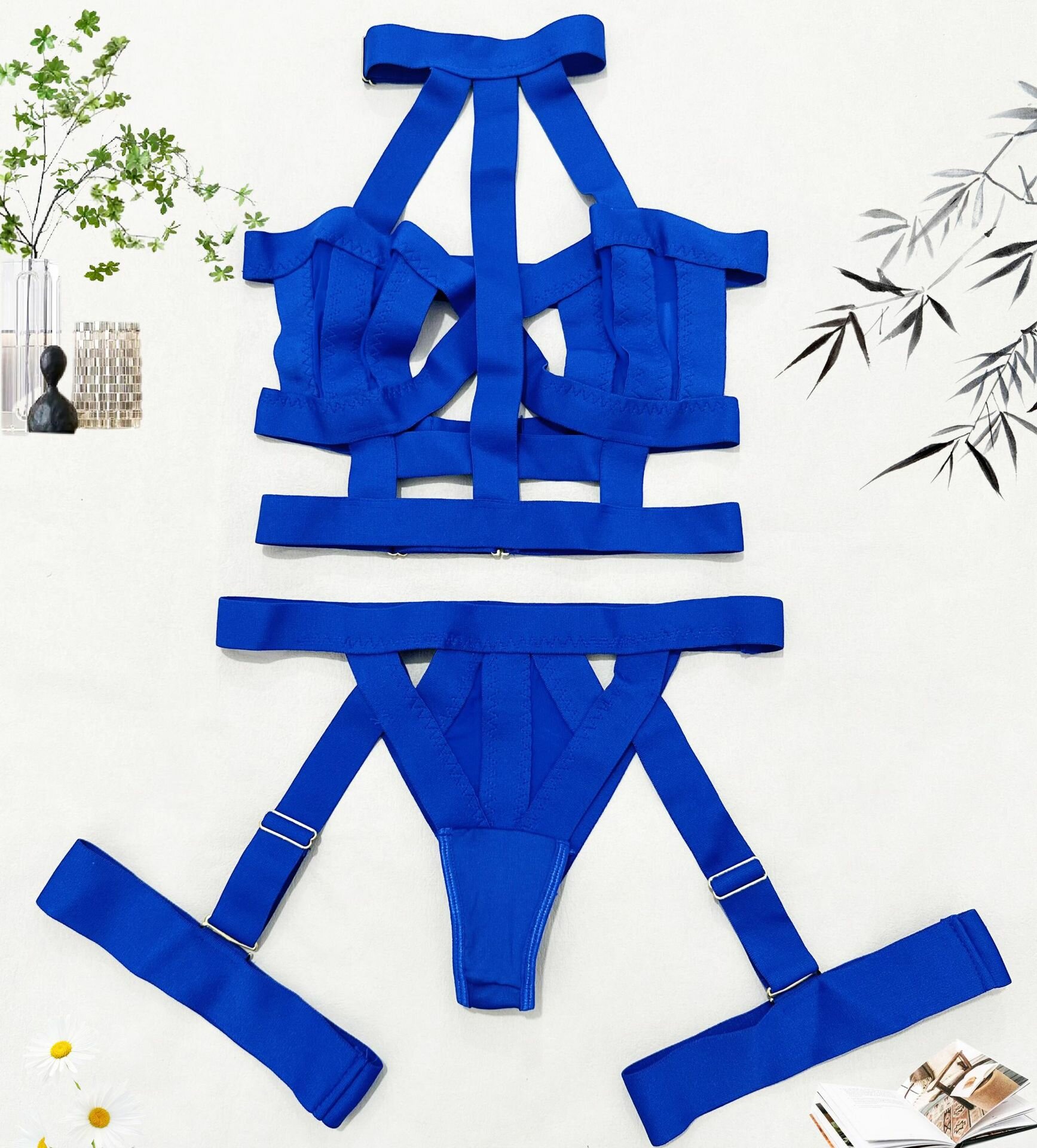 Этот модный комплект бюстгальтеров отличается уникальным и соблазнительным дизайном американской проймы с вырезами, эластичной бандажной тканью и сексуальными эротическими деталями.