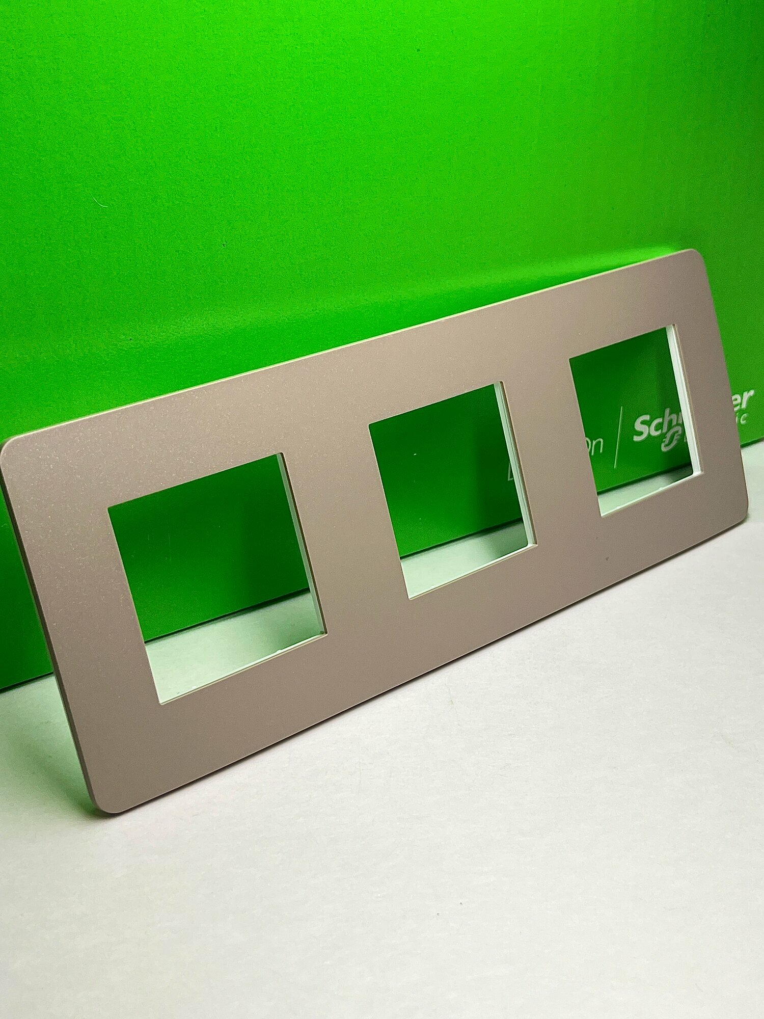 Рамка 3 пост Unica Studio Color песочный/белый Schneider Electric NU280626