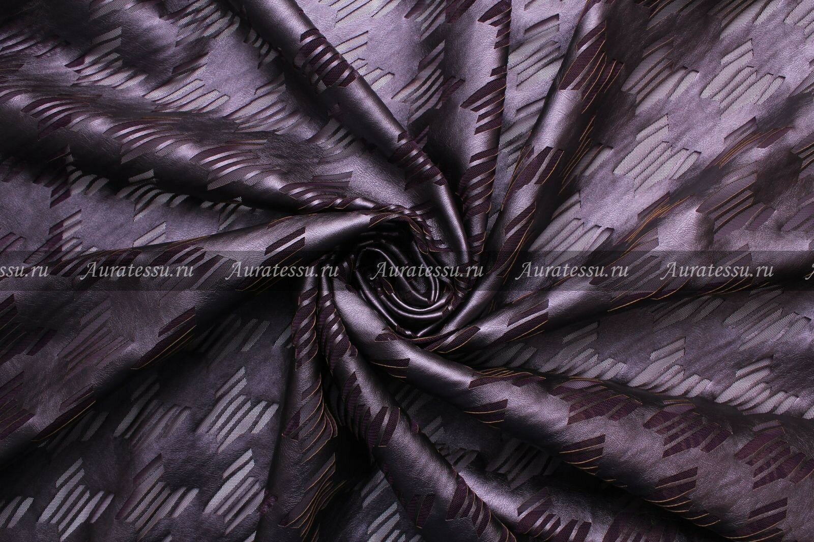 Ткань Кожа искусственная Cadena фиолетового цвета на фиолетовой сетке с перфорированным узором ломаной клетки, ш142см, 0,5 м