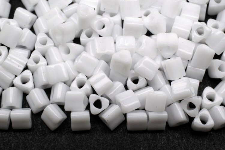 Бисер японский TOHO Triangle треугольный 8/0 #0041 белый, непрозрачный, 5 грамм