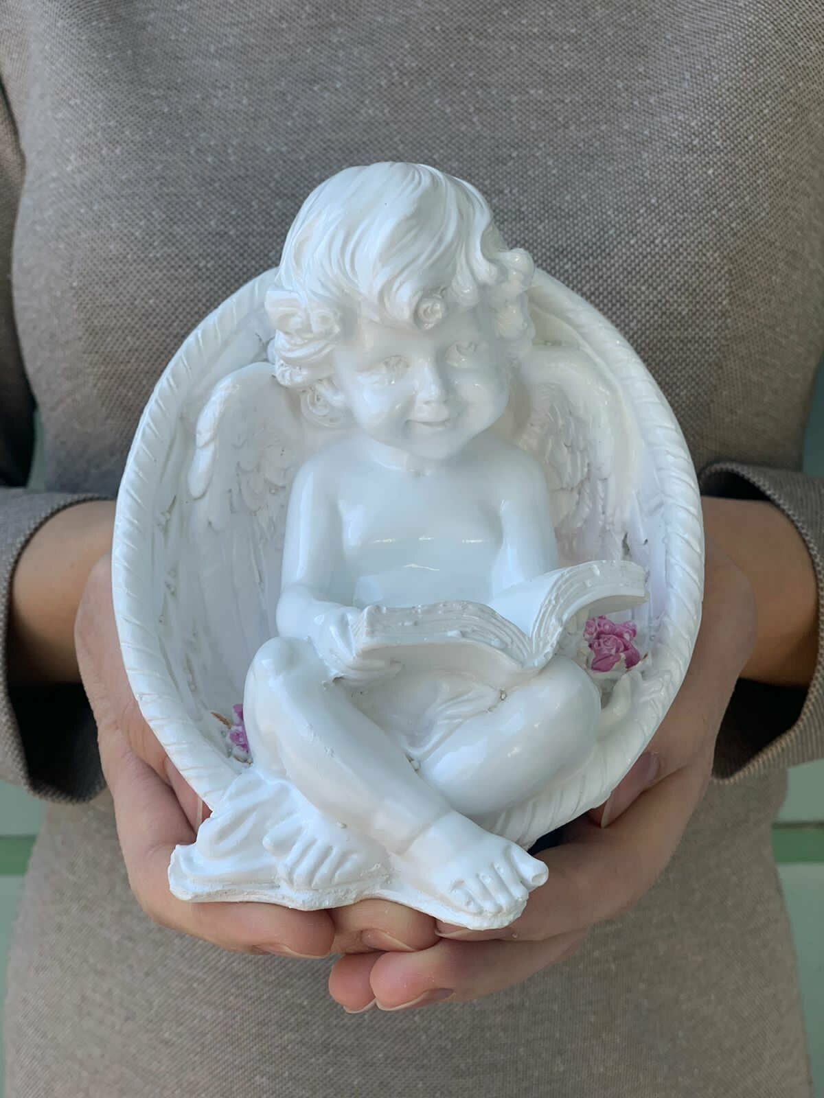 Статуэтка фигурка "Ангел в кресле с книжкой", красивый декор для дома, ангелочек декоративный, оригинальный подарок на день рождения.