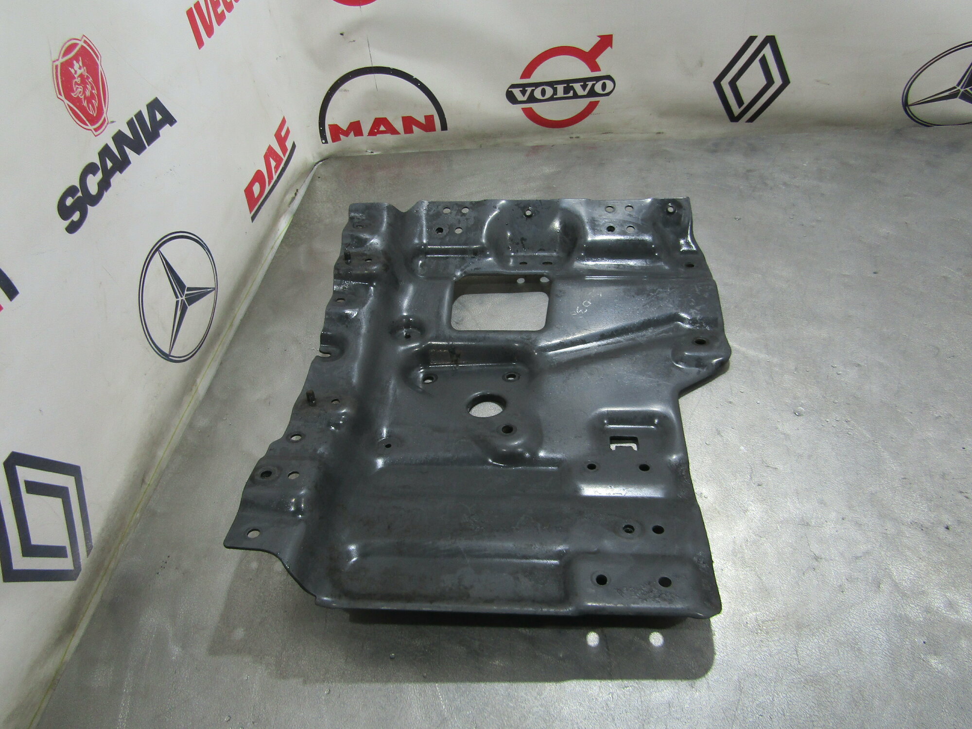 Кронштейн крыла переднего левого Scania 6-series