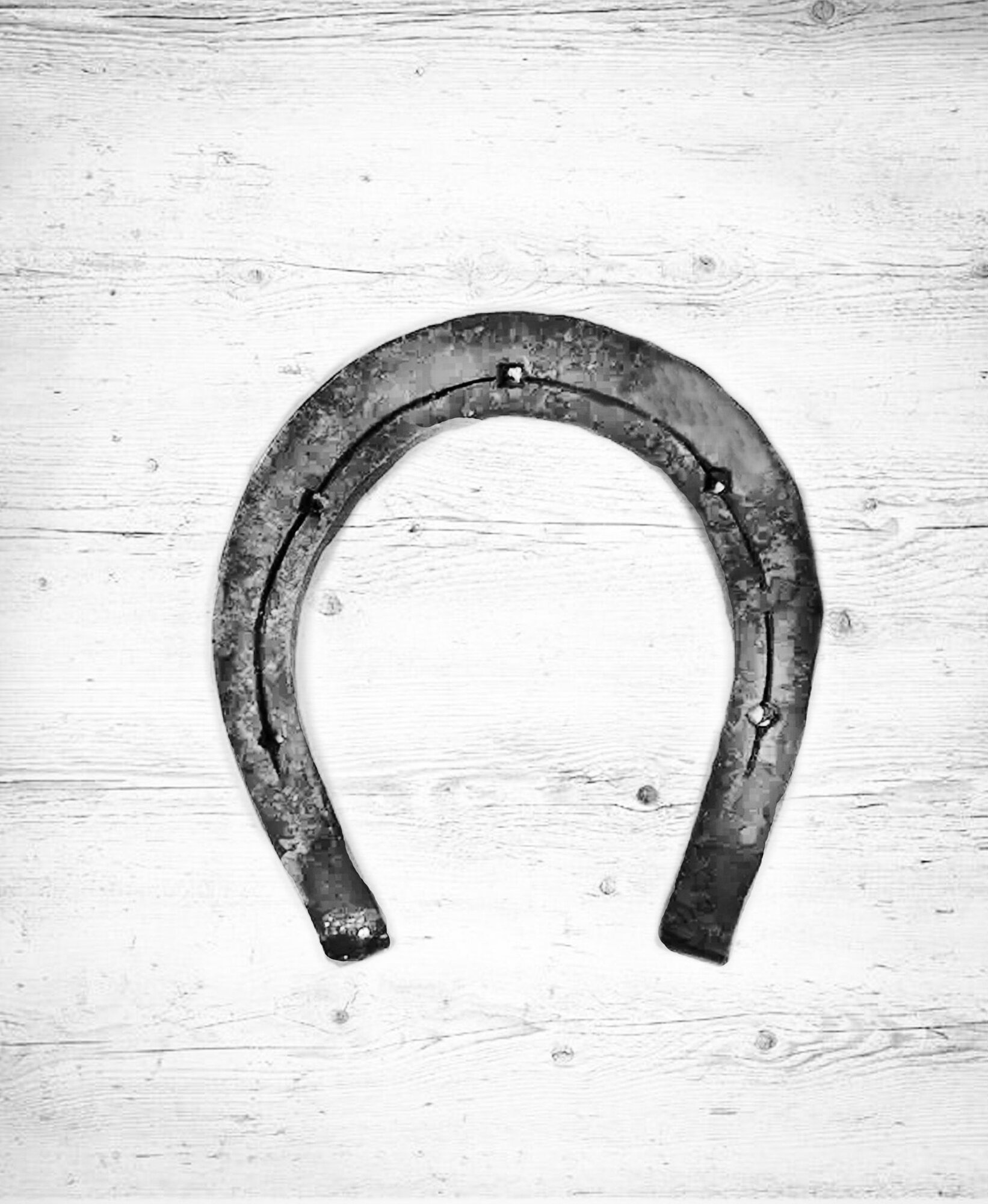 Подкова-оберег с отверстиями