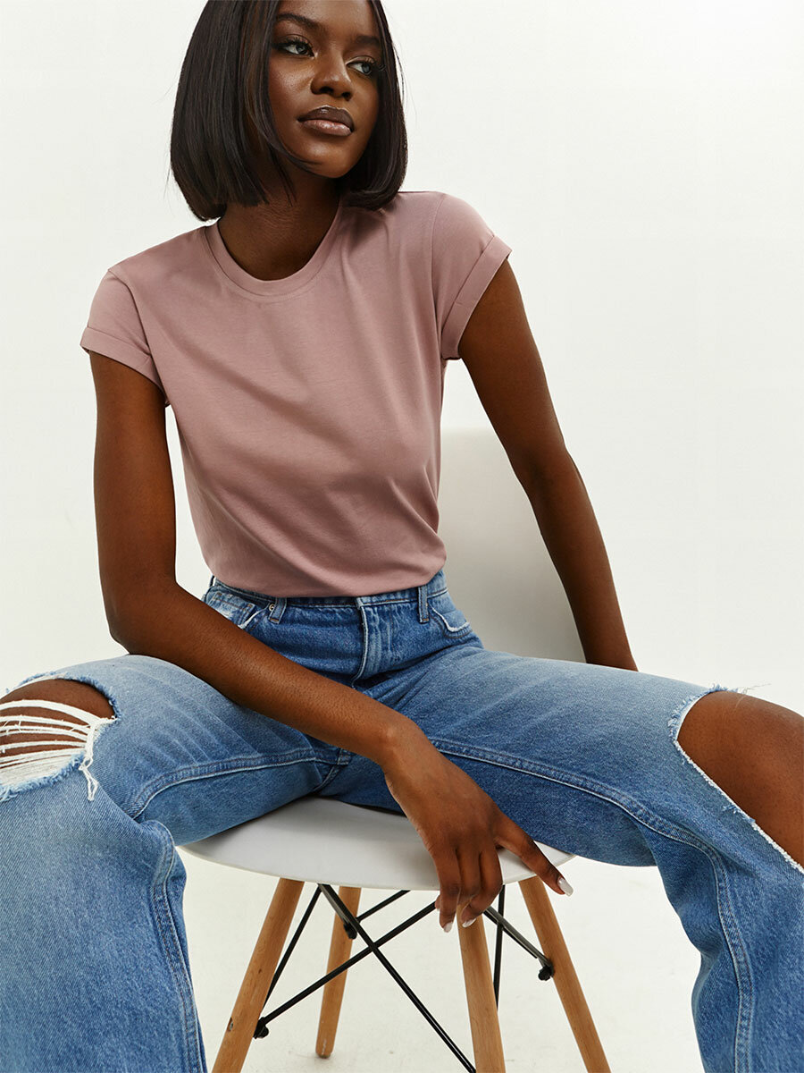 Футболка с подвернутым рукавом