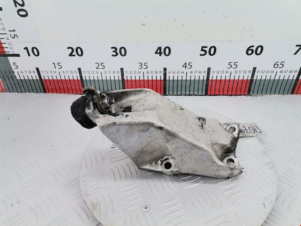 Кронштейн (крепление лапа) двигателя Volkswagen Passat 5 8D0199305 арт. 1707909