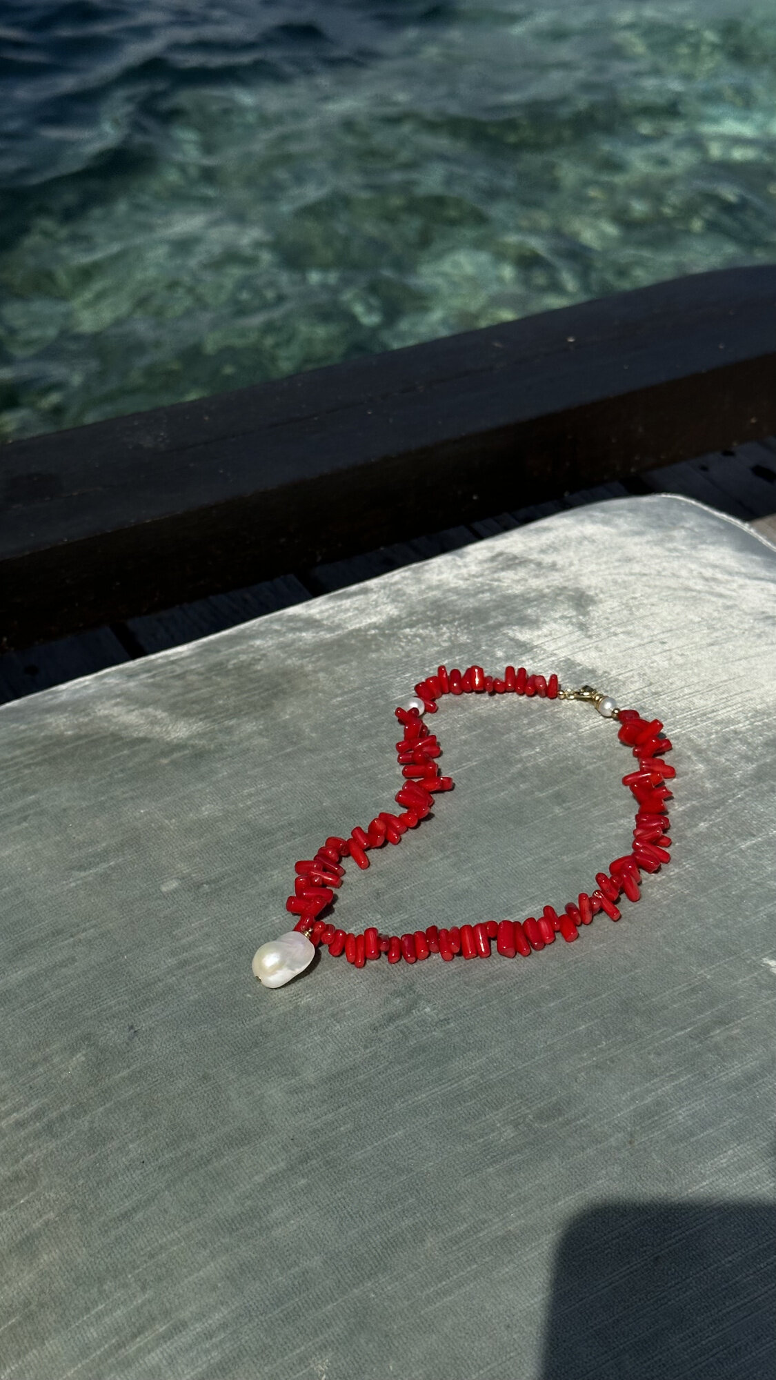 Колье, жемчуг пресноводный культивированный, жемчуг культивированный, коралл, жемчуг пресноводный, жемчуг барочный, коралл прессованный