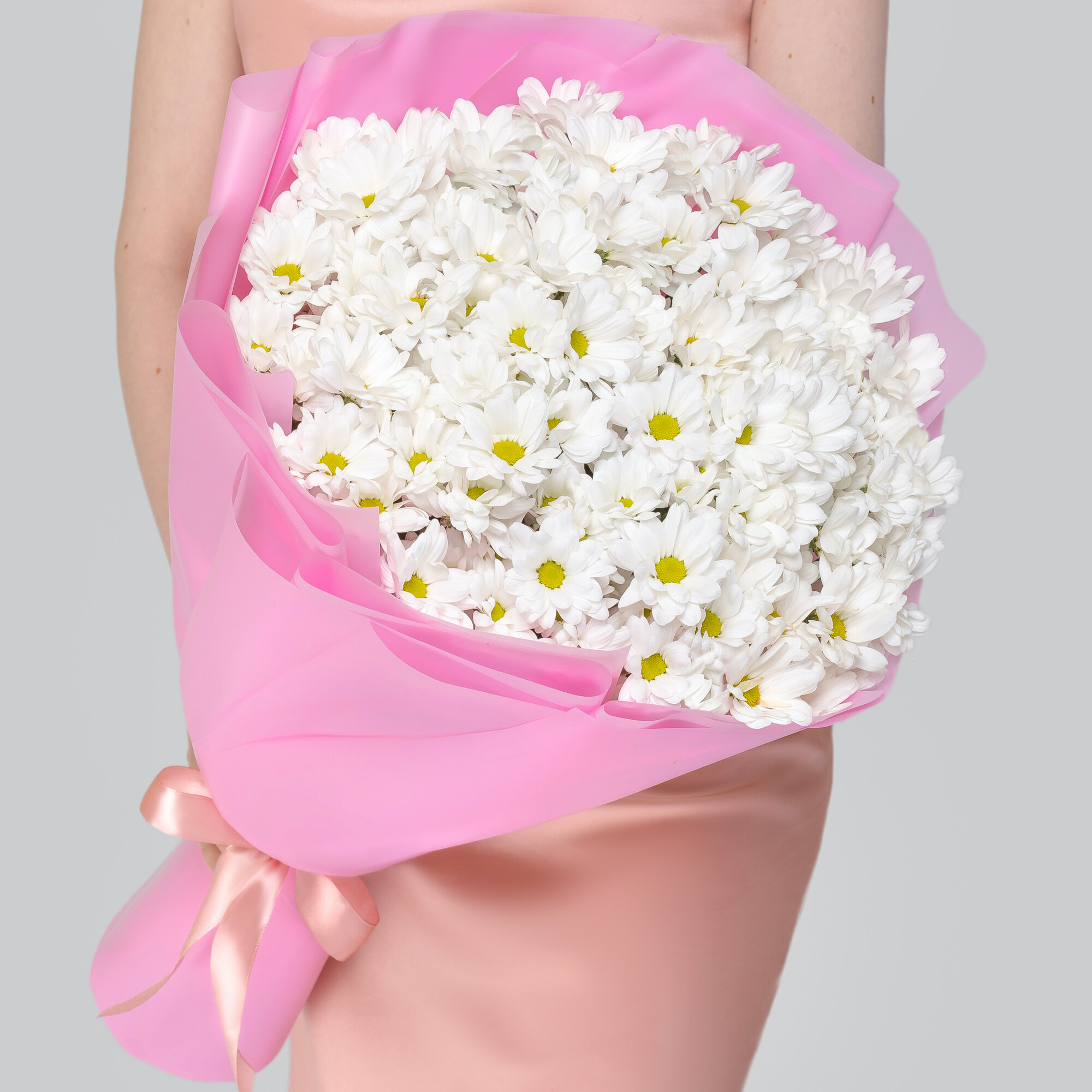 Букет Мегацвет24, "Белые Хризантемы Ромашки", 19 цветов, дизайнерская упаковка