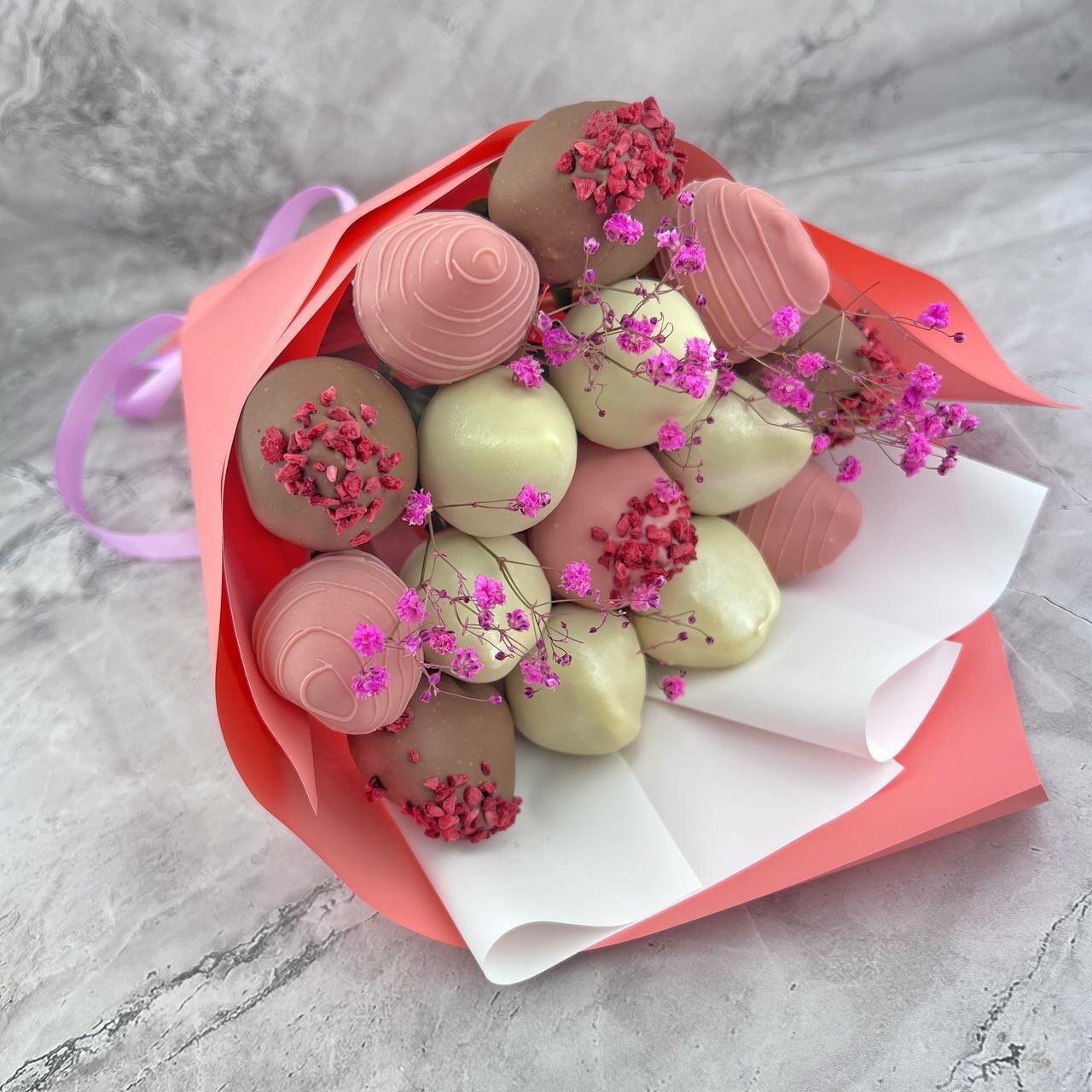 Букет из гипсофилы и клубники в шоколаде 7