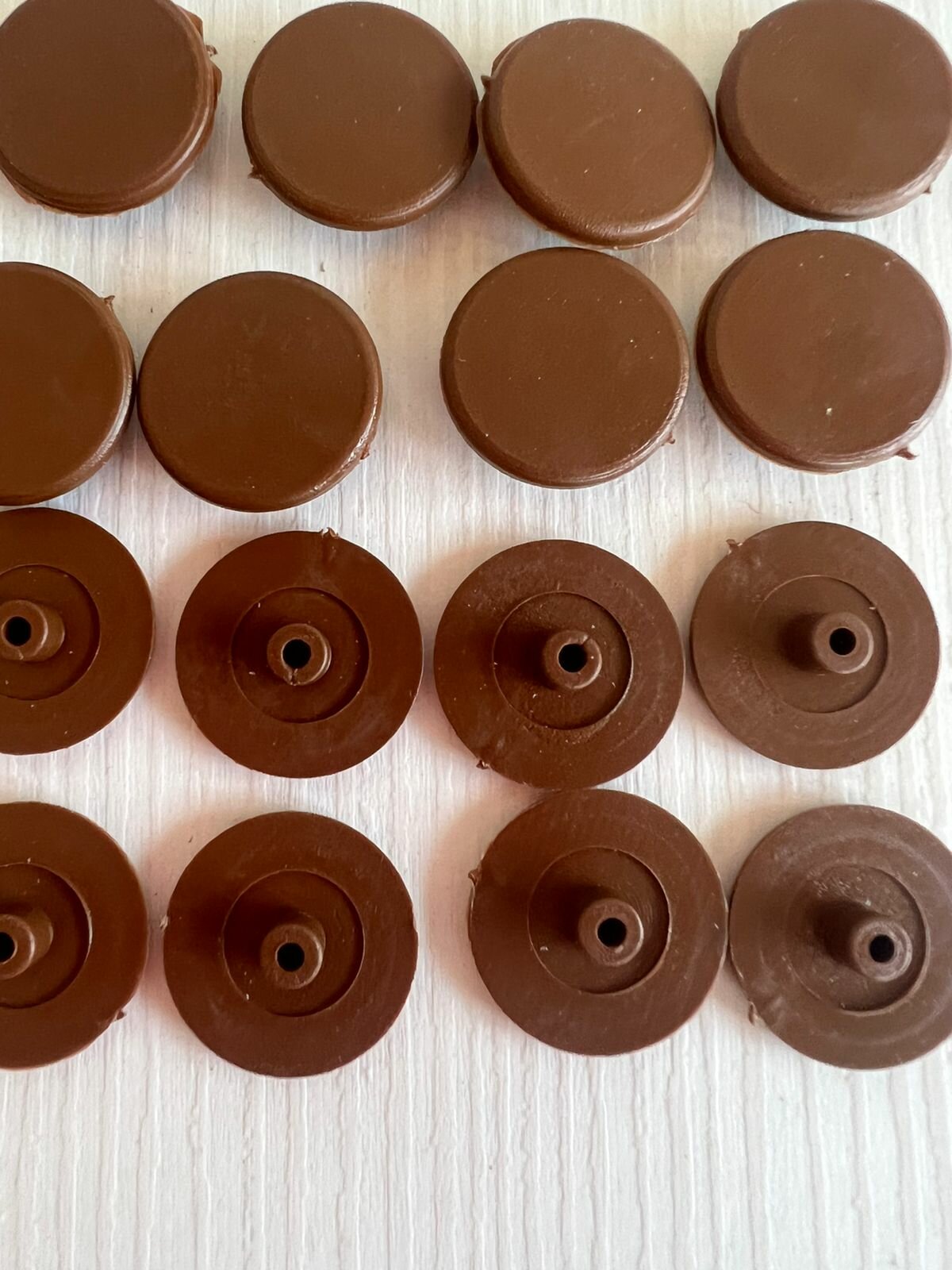 Заглушка под евровинт d-15 мм, коричневая, комплект 25 штук