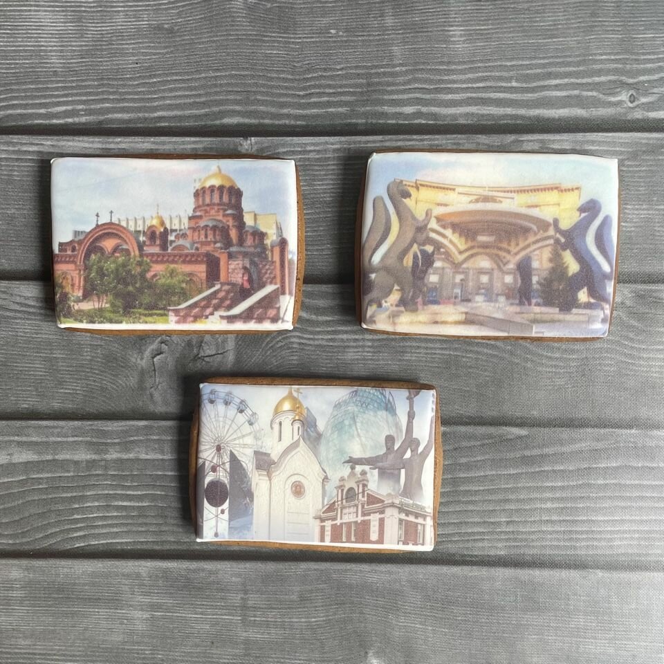 Пряник с печатью. Открытка с видом Новосибирска.