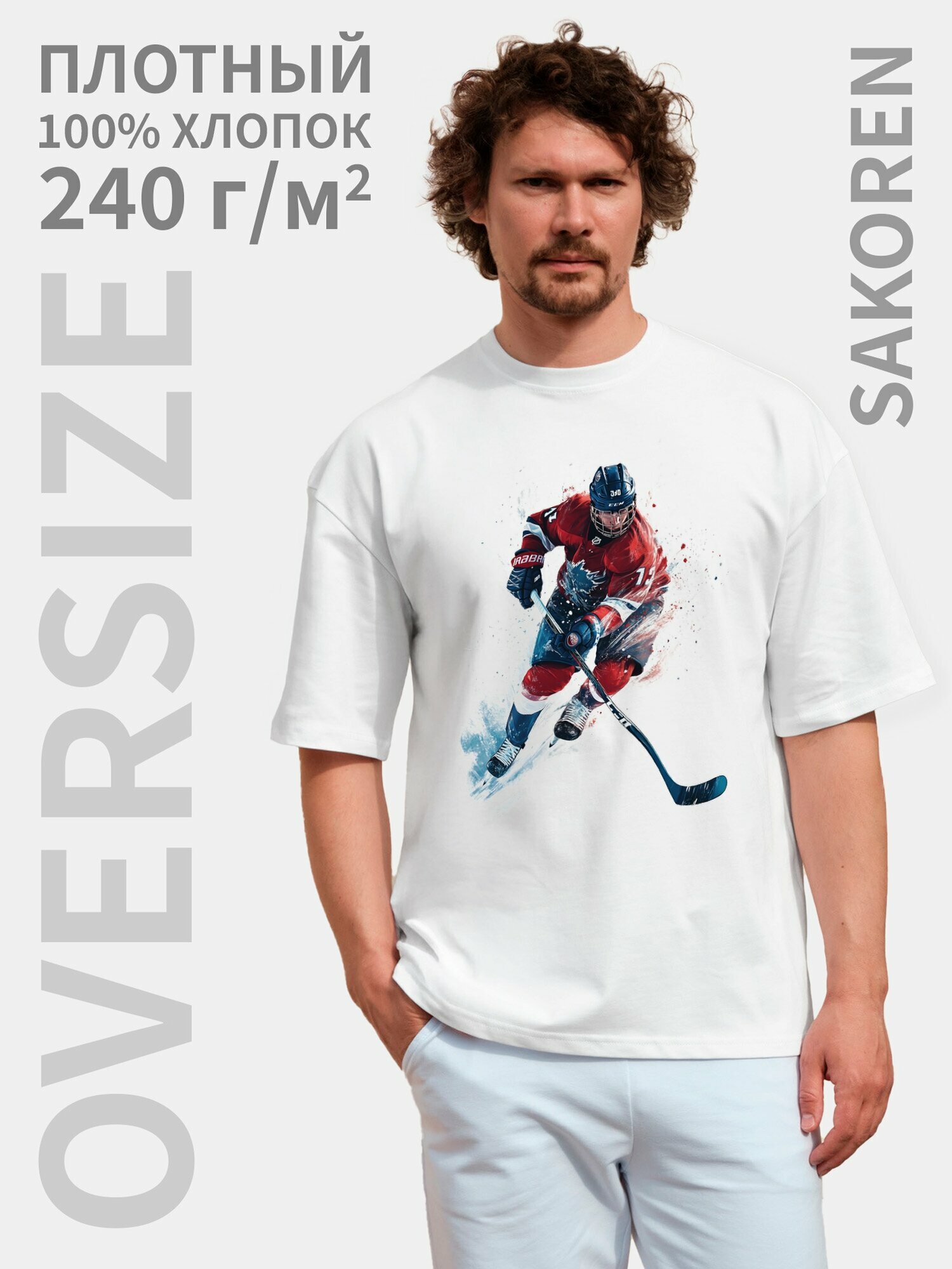 Футболка оверсайз мужская с принтом Хоккеист в красной, белой форме с классной, крутой клюшкой на хоккейном льду, белый хлопковый трикотаж с прикольным рисунком на груди