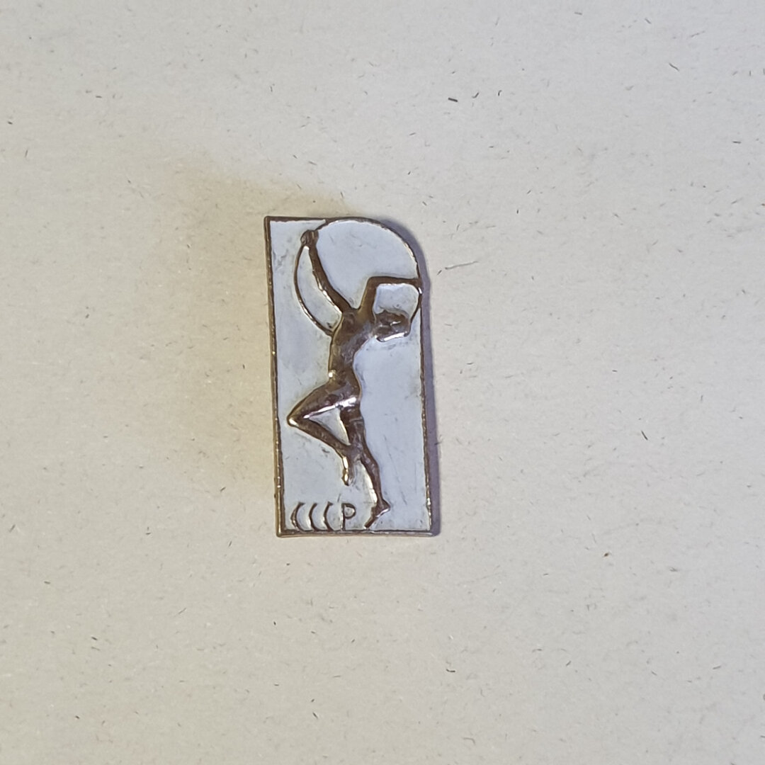 Значок СССР гимнастка застигнутая в движении серебристого цвета, раритет, советский и винтажный.