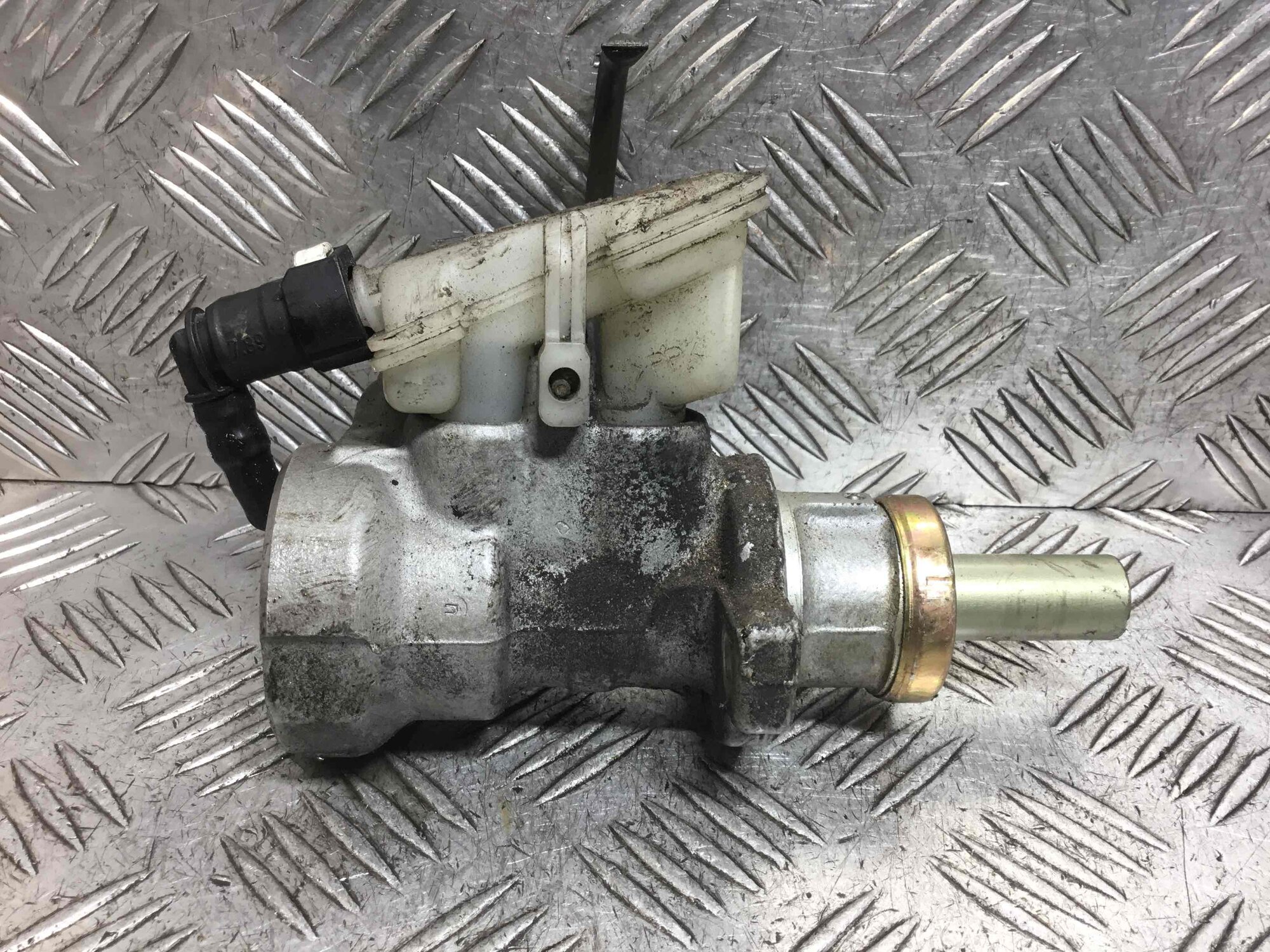 Б/У Цилиндр тормозной главный Ford Focus 1 поколение (1998-2001) 1999 г.