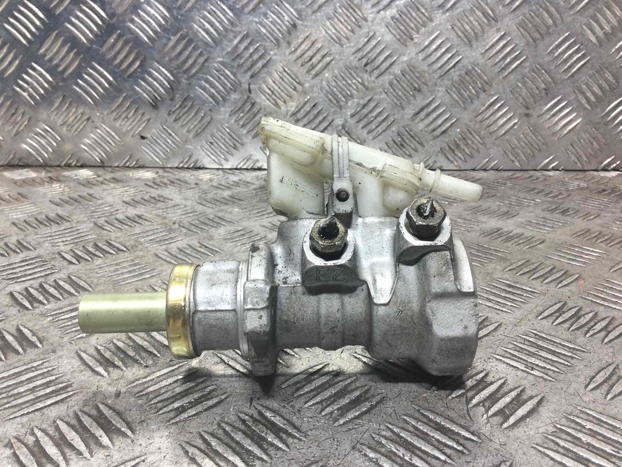 Б/У Цилиндр тормозной главный Ford Focus 1 поколение [рестайлинг] (2001-2005) 2004 г.