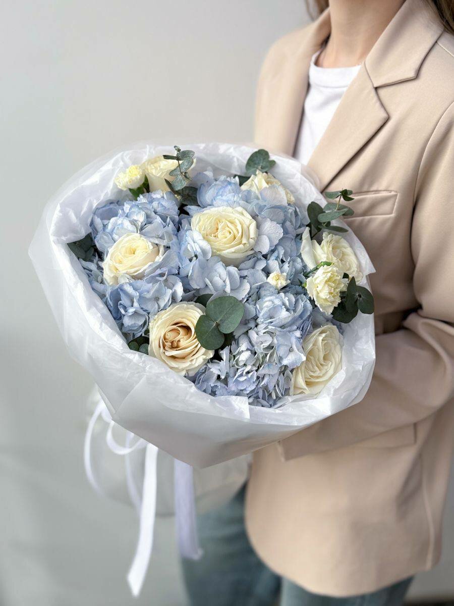 Букет из голубых гортензий, белых роз и эвкалипта, красивый букет цветов, шикарный, премиум цветы, премиум букет