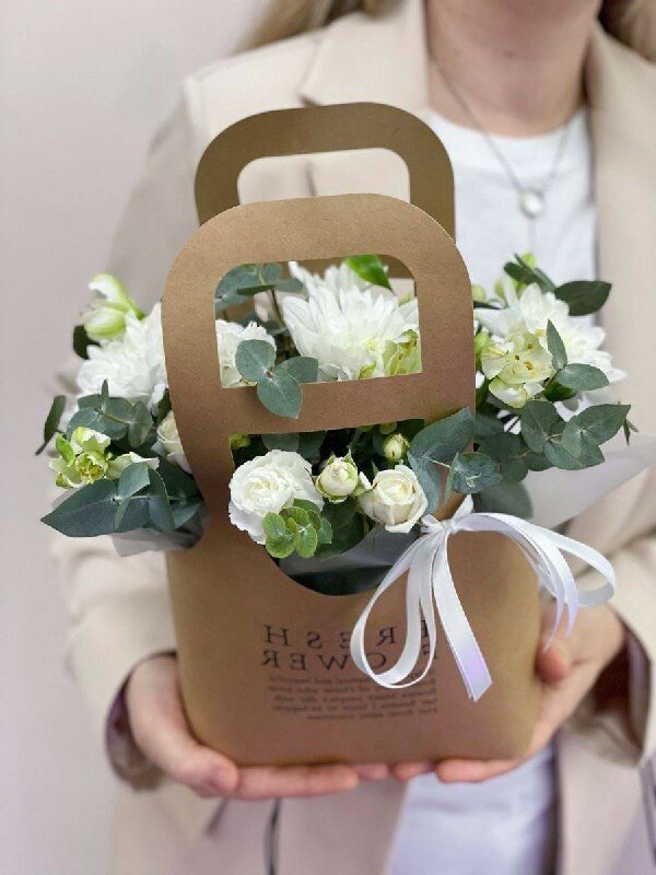 Композиция с белыми хризантемами и эвкалиптом в крафтовой сумочке