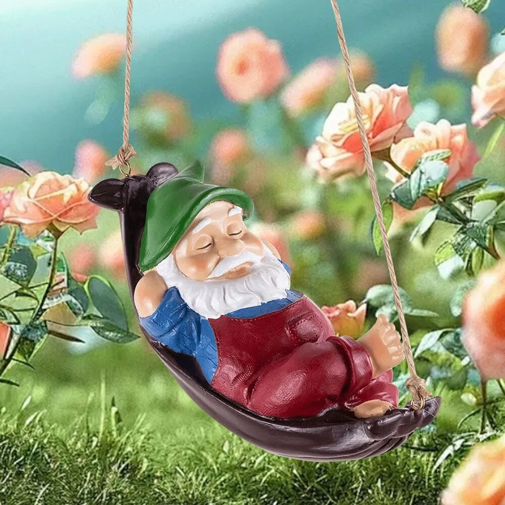 Садовая фигурка гнома на качелях, из пластика, красный цвет для сада и дачи — фото 1