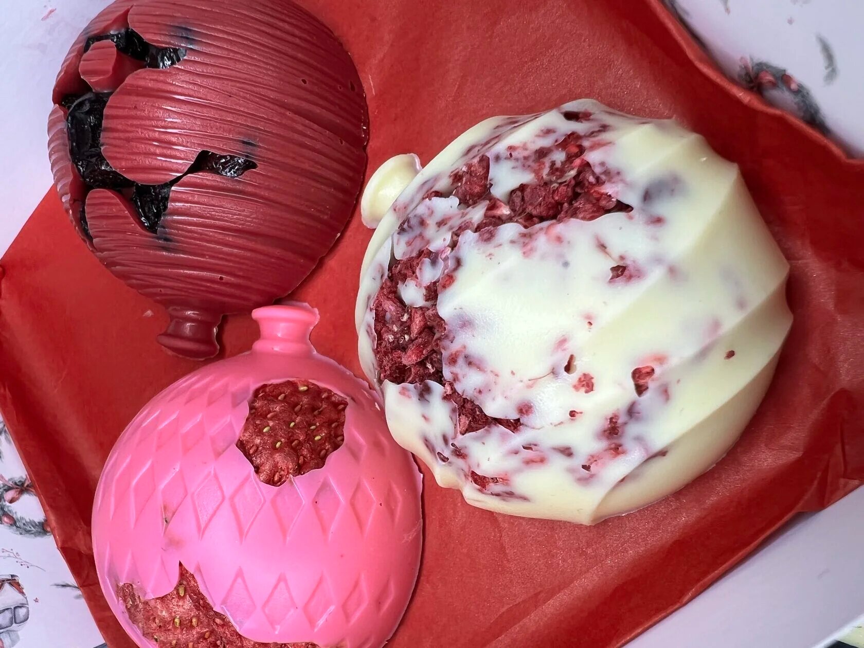 Шоколадный набор Aramiska "Новогодние шары", белый шоколад с ягодами, 150 г