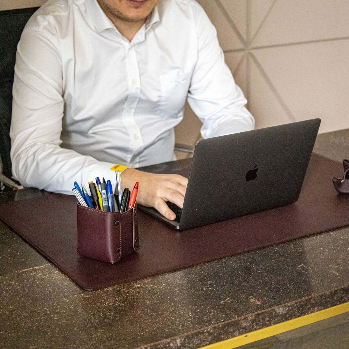 Офисный набор для рабочего стола - кожаный коврик, Ogmore Bourbon by Audmorr, Размер 50x85 см, натуральная кожа, виски