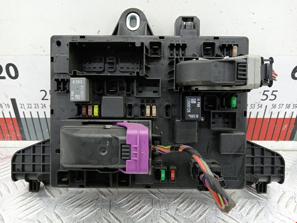 Блок предохранителей Opel Astra J 13302300 арт. 1971057