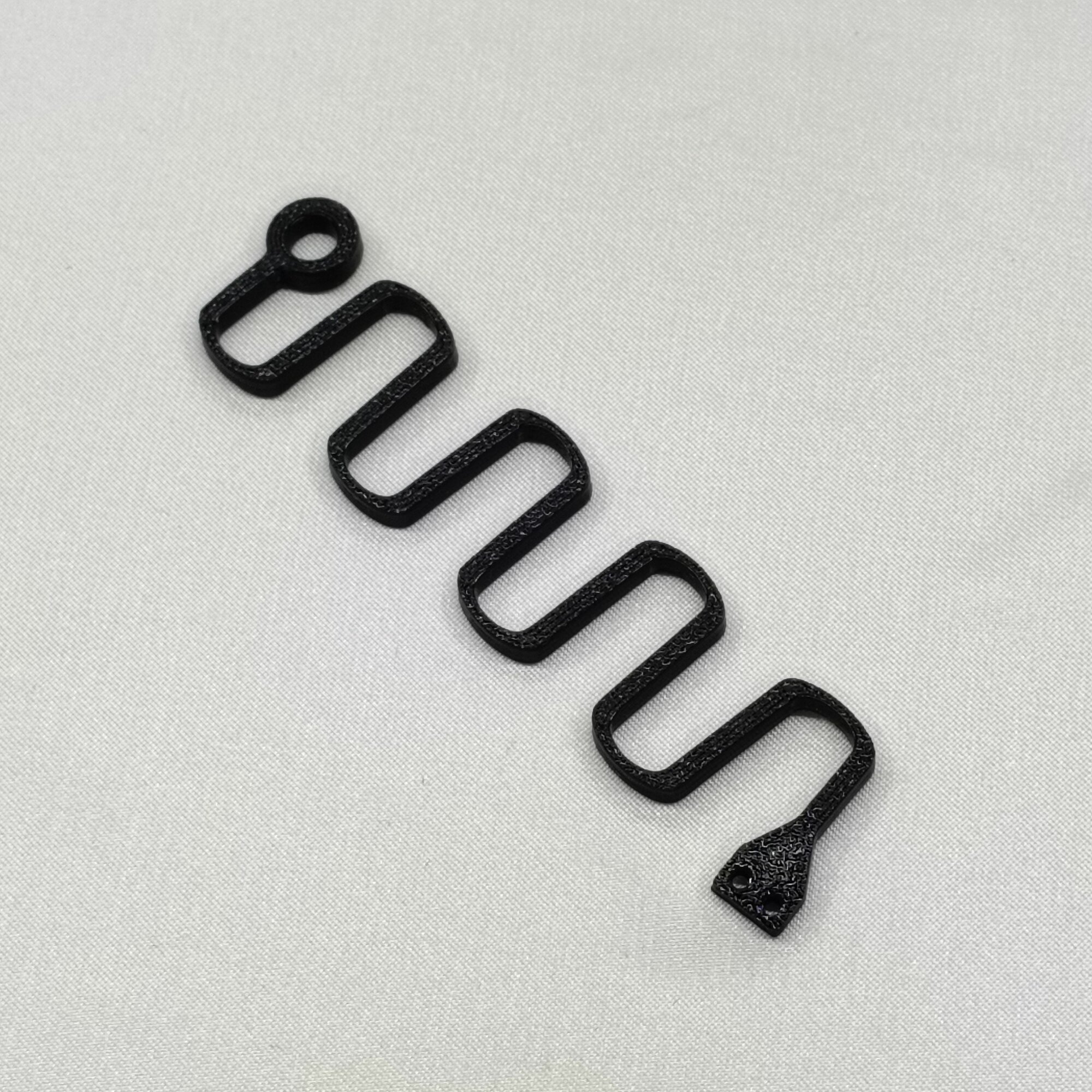 Держатель-поводок крышки бензобака для Fiat Bravo 2, черного цвета