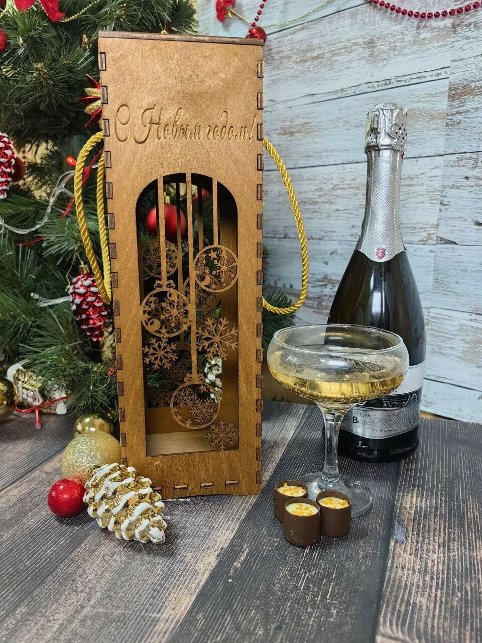 Новогодняя подарочная коробка под бутылку