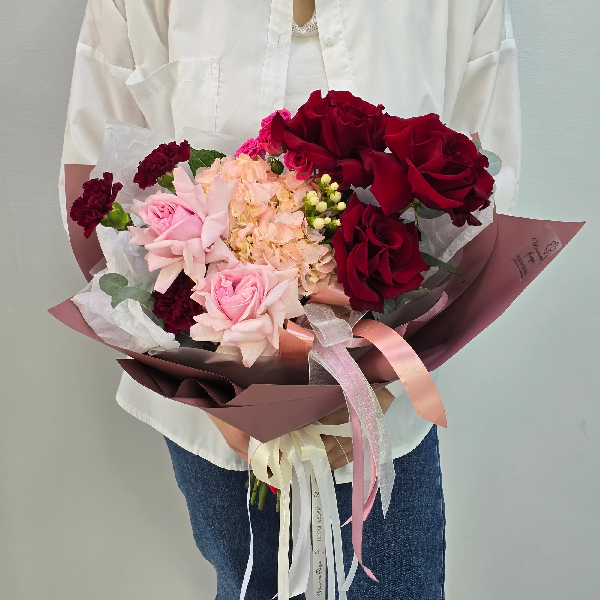 Букет "Надежда на Счастье" Талисман Флора, гортензии, розы, гиперикумы, L 40см