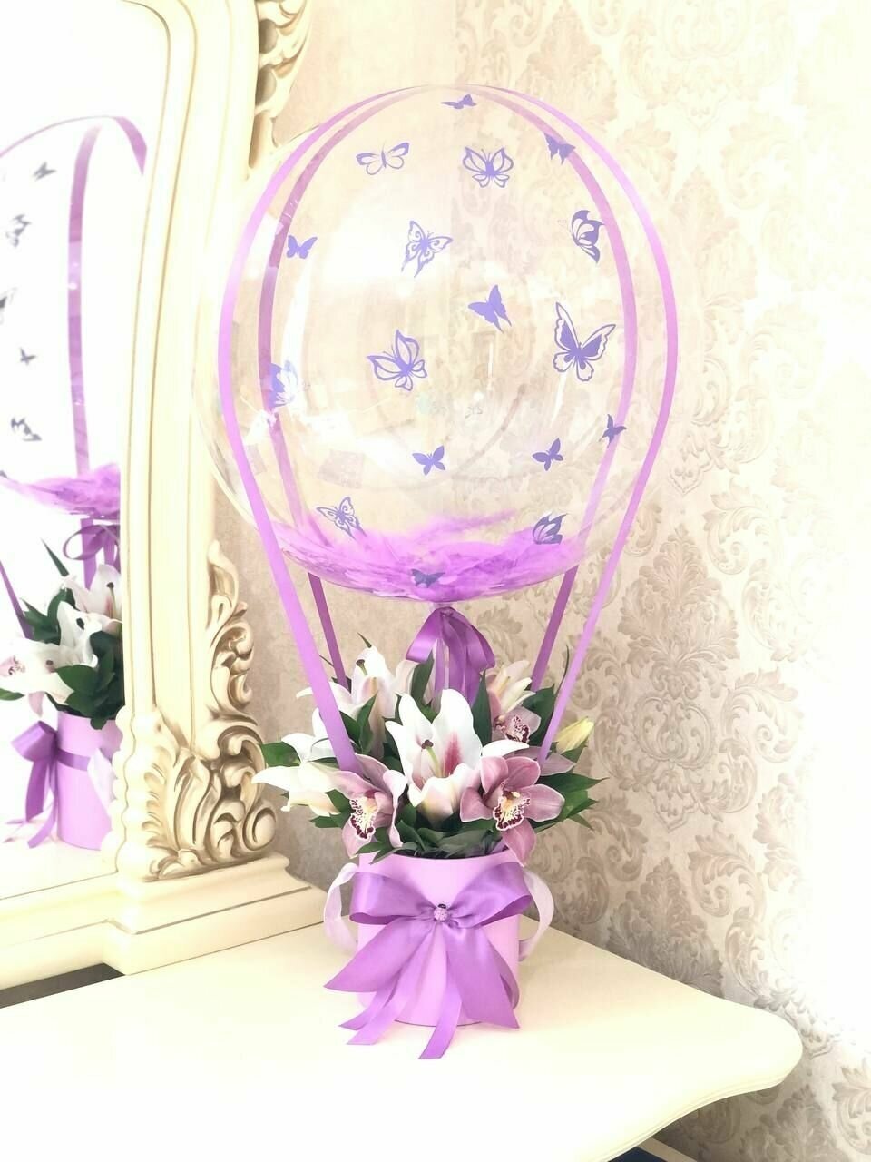 Букет с шаром / Лилии и орхидеи / Цветы с шаром баблс в коробке