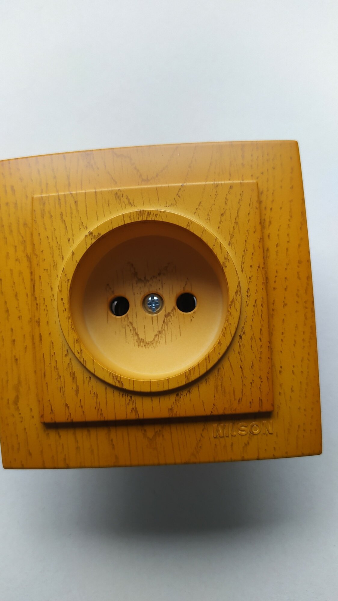 Розетка внутренняя под светлое дерево