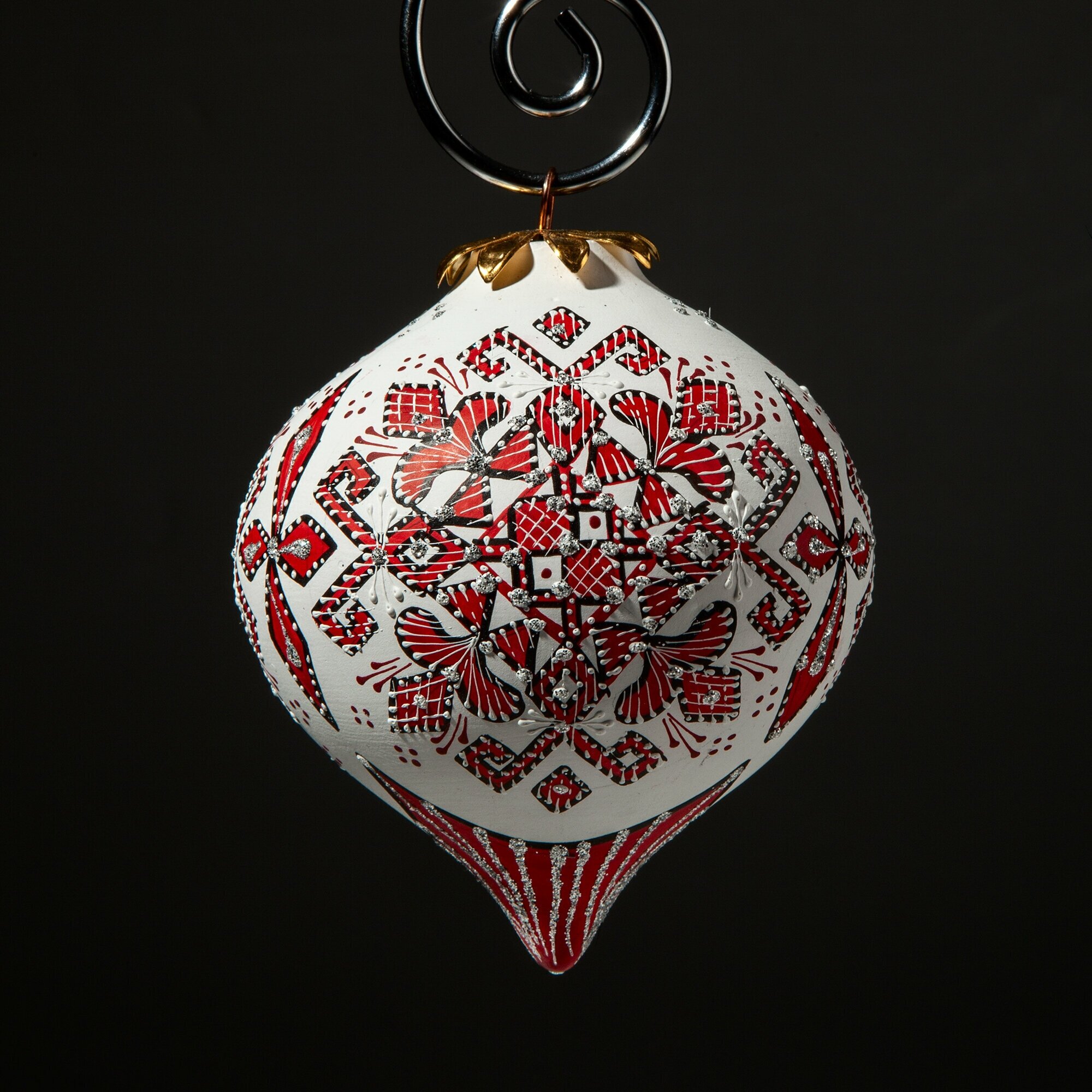 Ёлочная игрушка "Луковица", ручная роспись иглами, керамика, акрил.