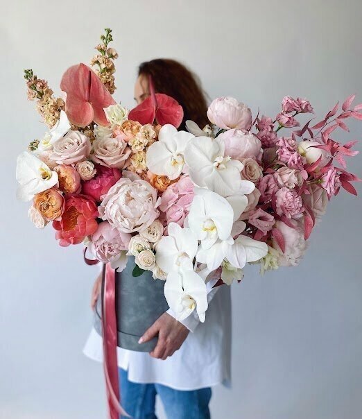 Букет из Орхидей "Ассорти" пионы, пионовидные розы, роза, маттиола, антуриум в коробке, красивый букет цветов, пионов, шикарный, цветы премиум.