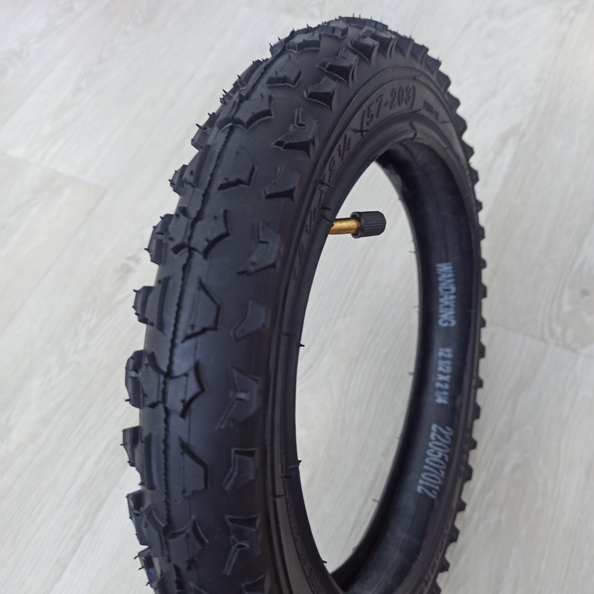 Покрышка 12 1/2х2 1/4 p1001, с камерой кривой авто ниппель-35 мм, глубокий протектор , черная