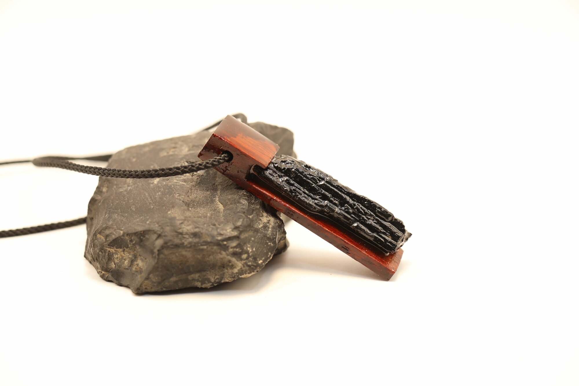 Кулон с кристаллом природного турмалина и деревом падук