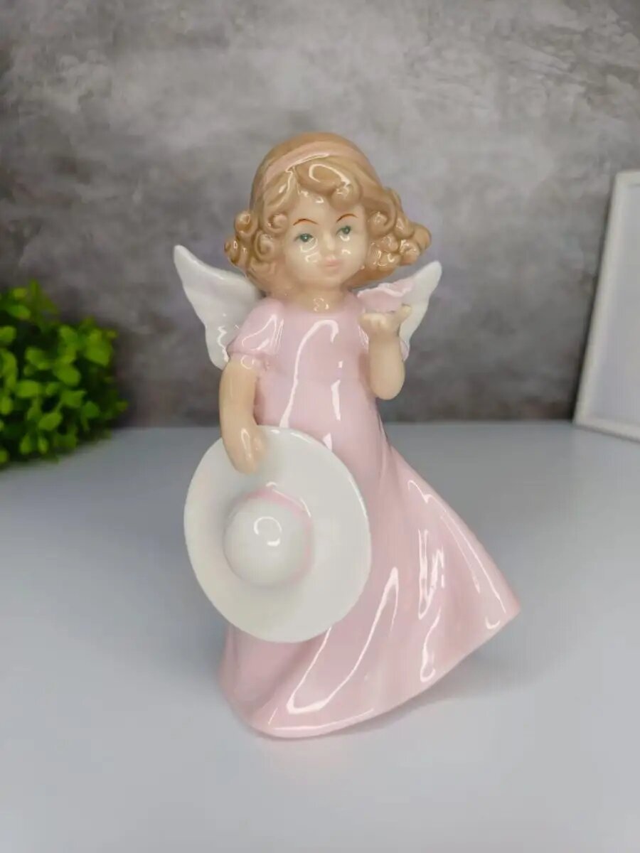 Фигурка коллекционная фарфоровая Девочка - ангел со шляпкой, высота 14 см
