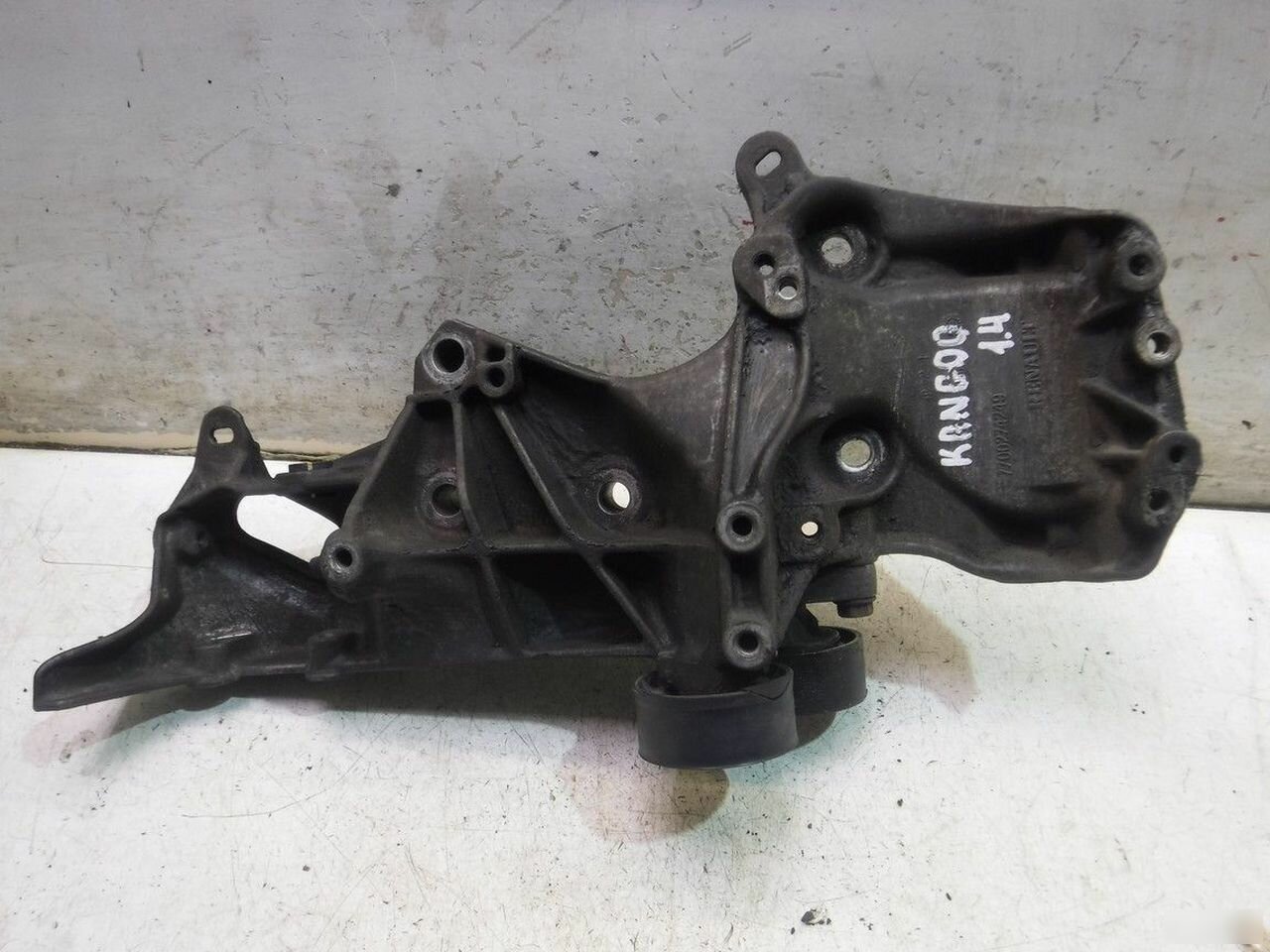 Кронштейн генератора Renault Kangoo I (1997—2003) 7700274249