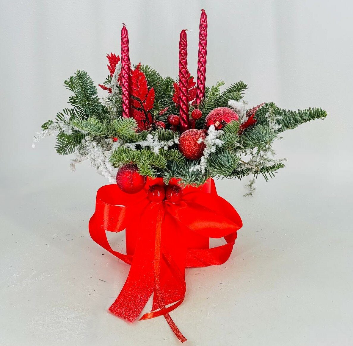 Зимний интерьерный букет из нобилиса на новогодний стол со свечами в шляпной коробке