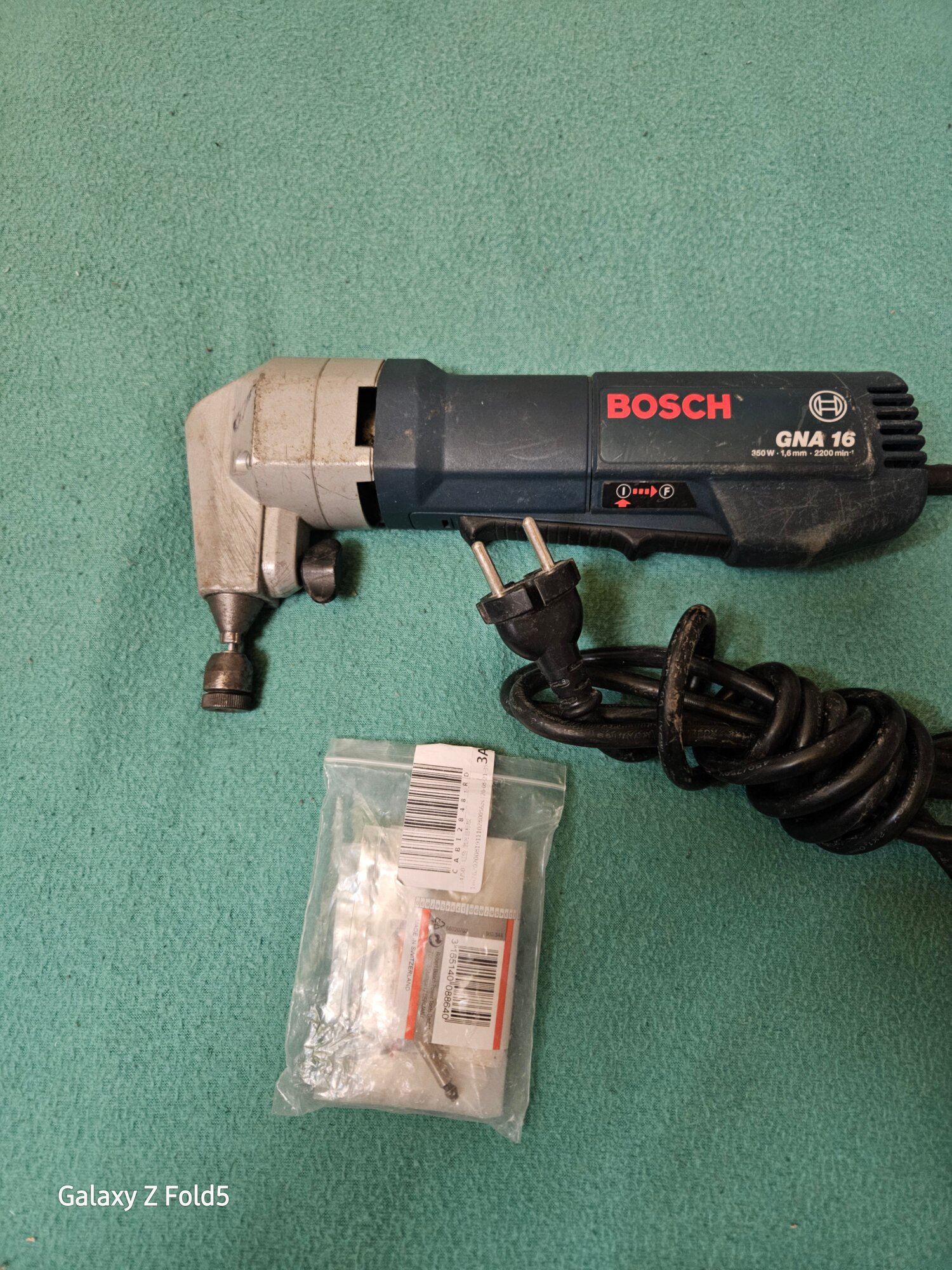 Электрические вырубные ножницы BOSCH GNA 16, сетевые, 350Вт, максимальная толщина 1.7мм, оригинал