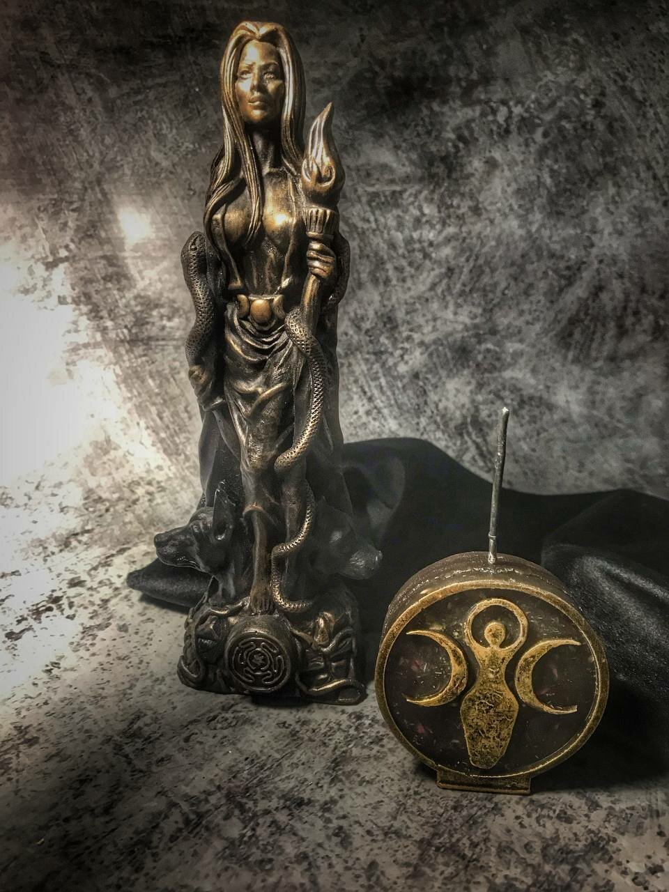 Магическая свеча "Геката" ручной работы с травами