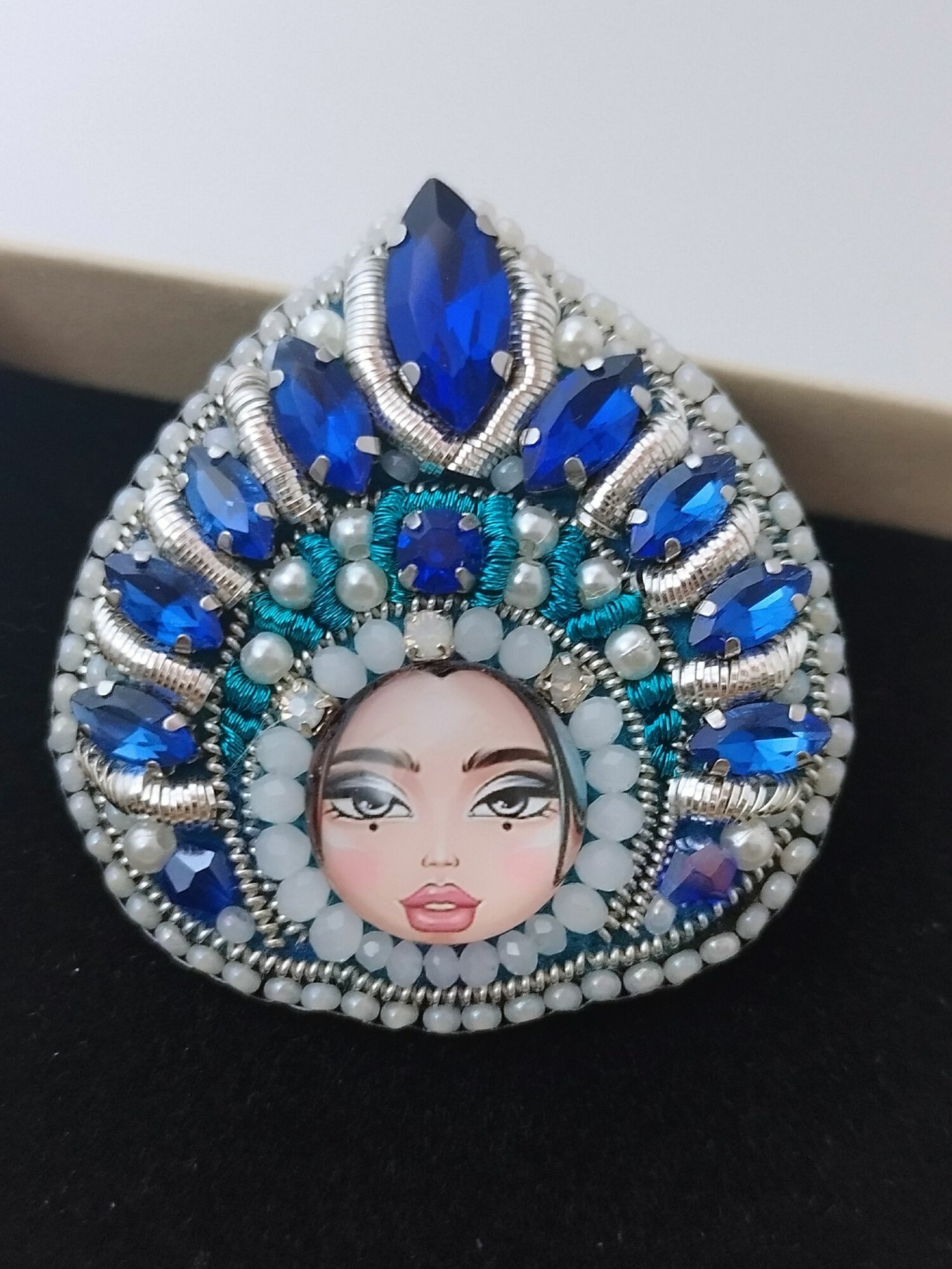 Брошь, стразы