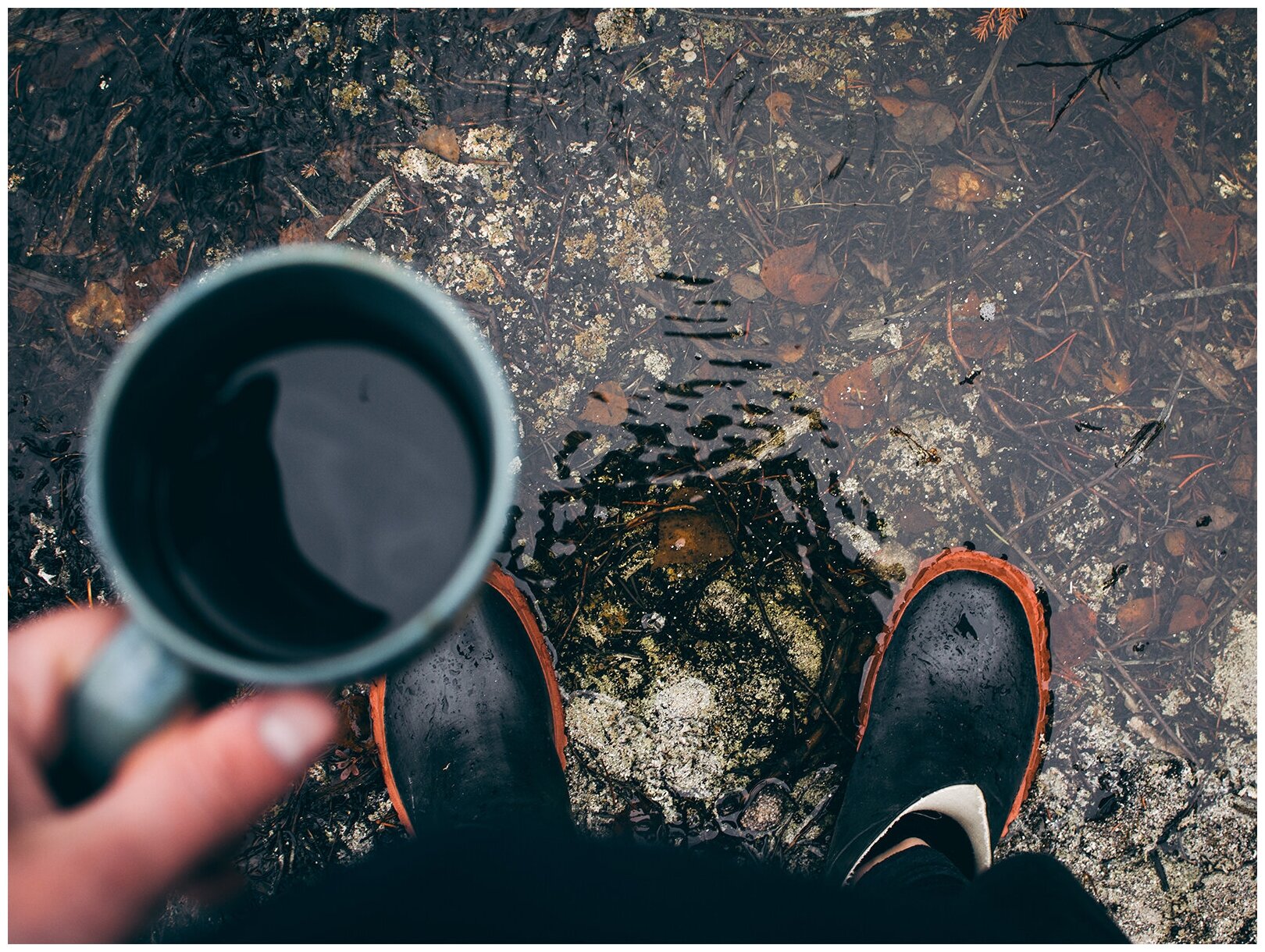 Постер / Плакат / Картина Кофе в руках 50х70 см в подарочном тубусе