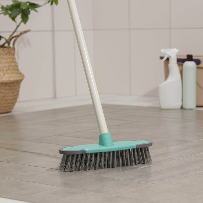 Щётка для подметания пола с силиконовыми отбойниками Доляна, окрашенный металлический черенок, 27×6×126 см, цвет микс, 7077345