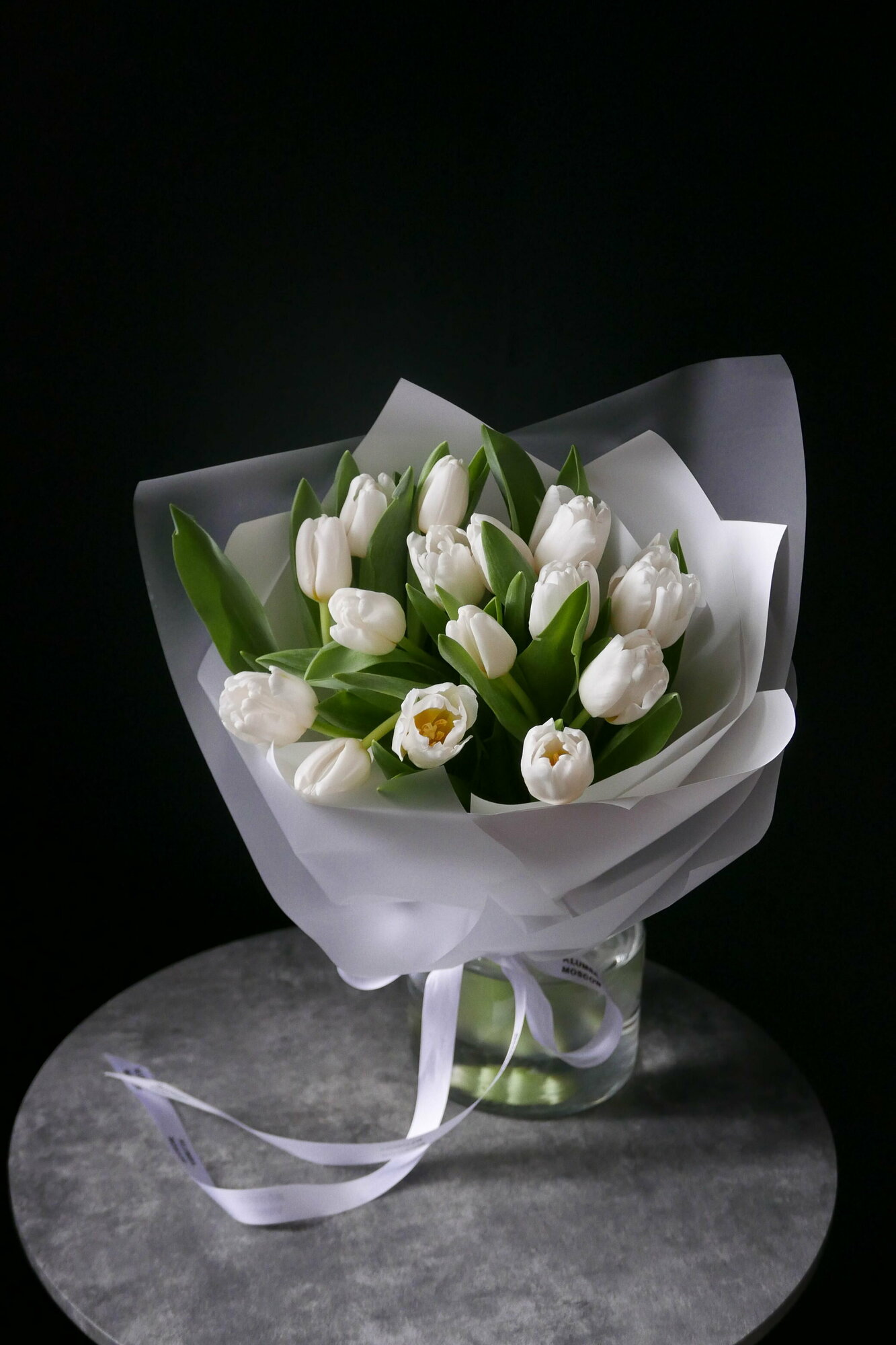 Монобукет KLUMBA.MOSCOW, тюльпаны, оформление в аквабоксе, белый