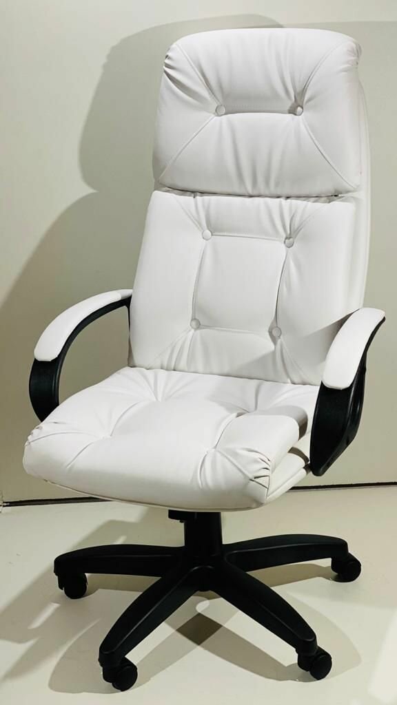 Кресло офисное Уют МП 0402, кресло руководителя, компьютерное кресло на колесиках с подлокотниками