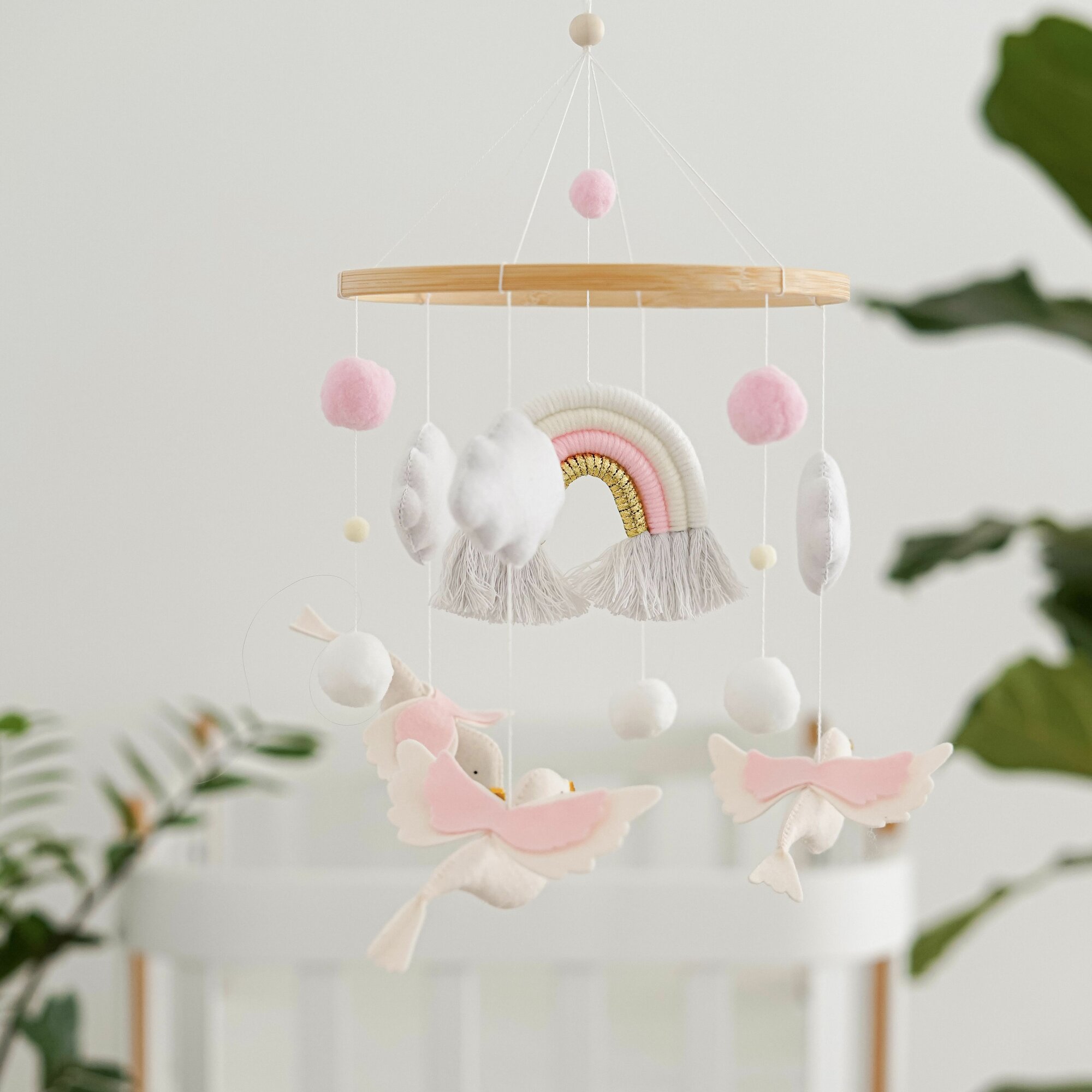 Мобиль на кроватку из фетра Радуга и Птички